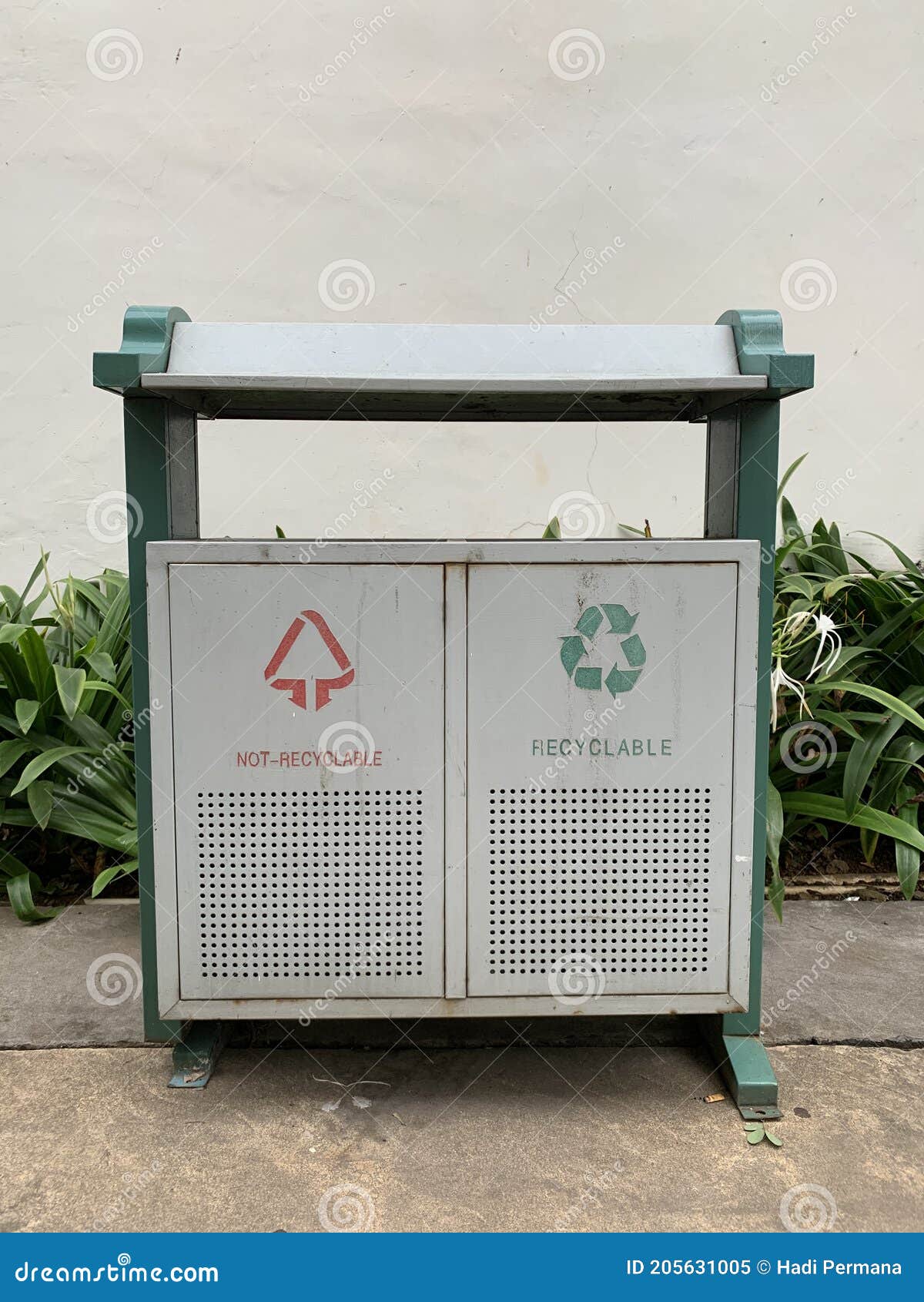 Lata de lixo imagem de stock. Imagem de transporte, lixo - 205631005