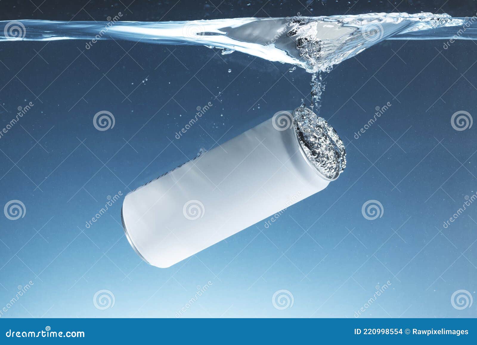 Lata De Soda Blanca En Agua Foto de archivo - Imagen de derrochador ...