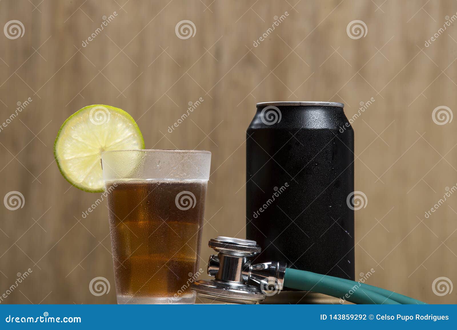 Lata de soda preta foto de stock. Imagem de vidro, linha - 143859292