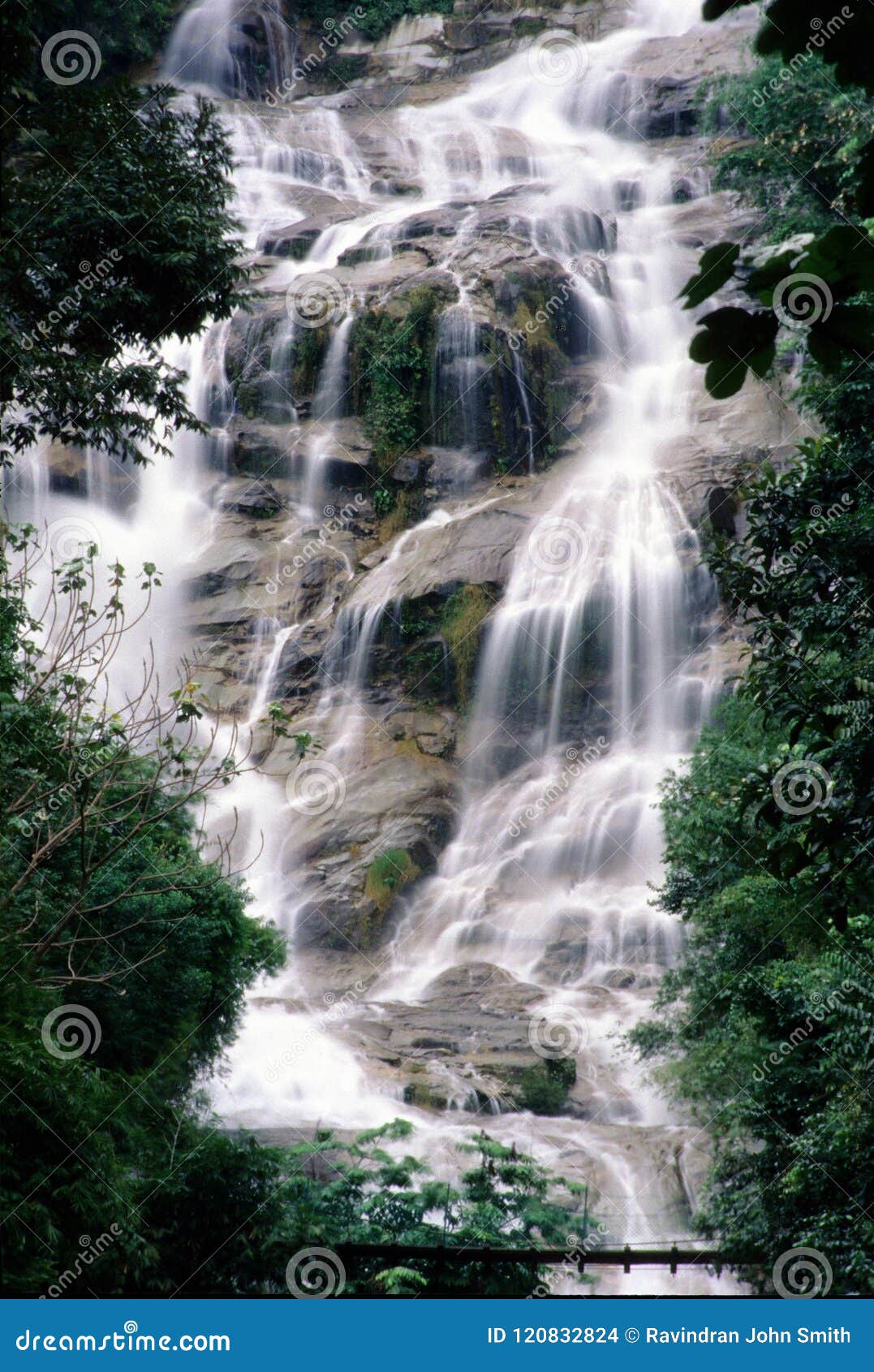 Lata Kinjang Waterfall imagen de archivo editorial. Imagen de cascadas ...