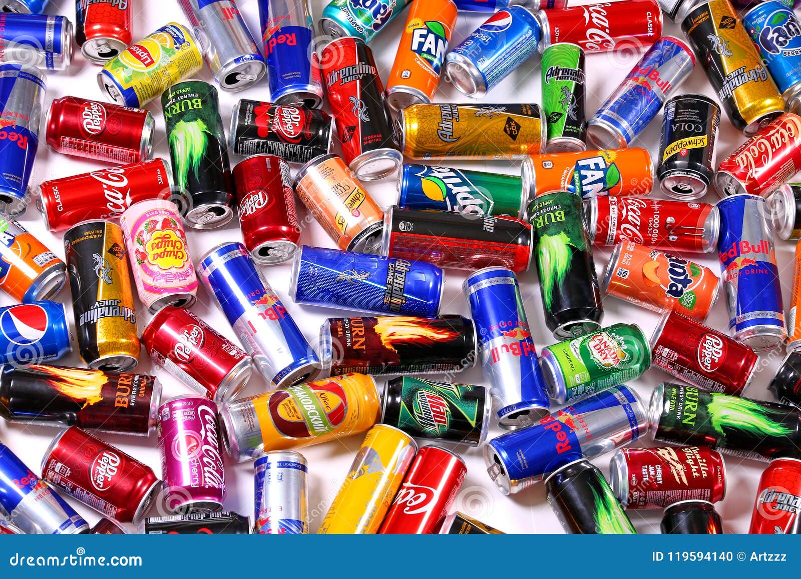 Latas de aluminio imagen editorial. Imagen de brillante - 119594140