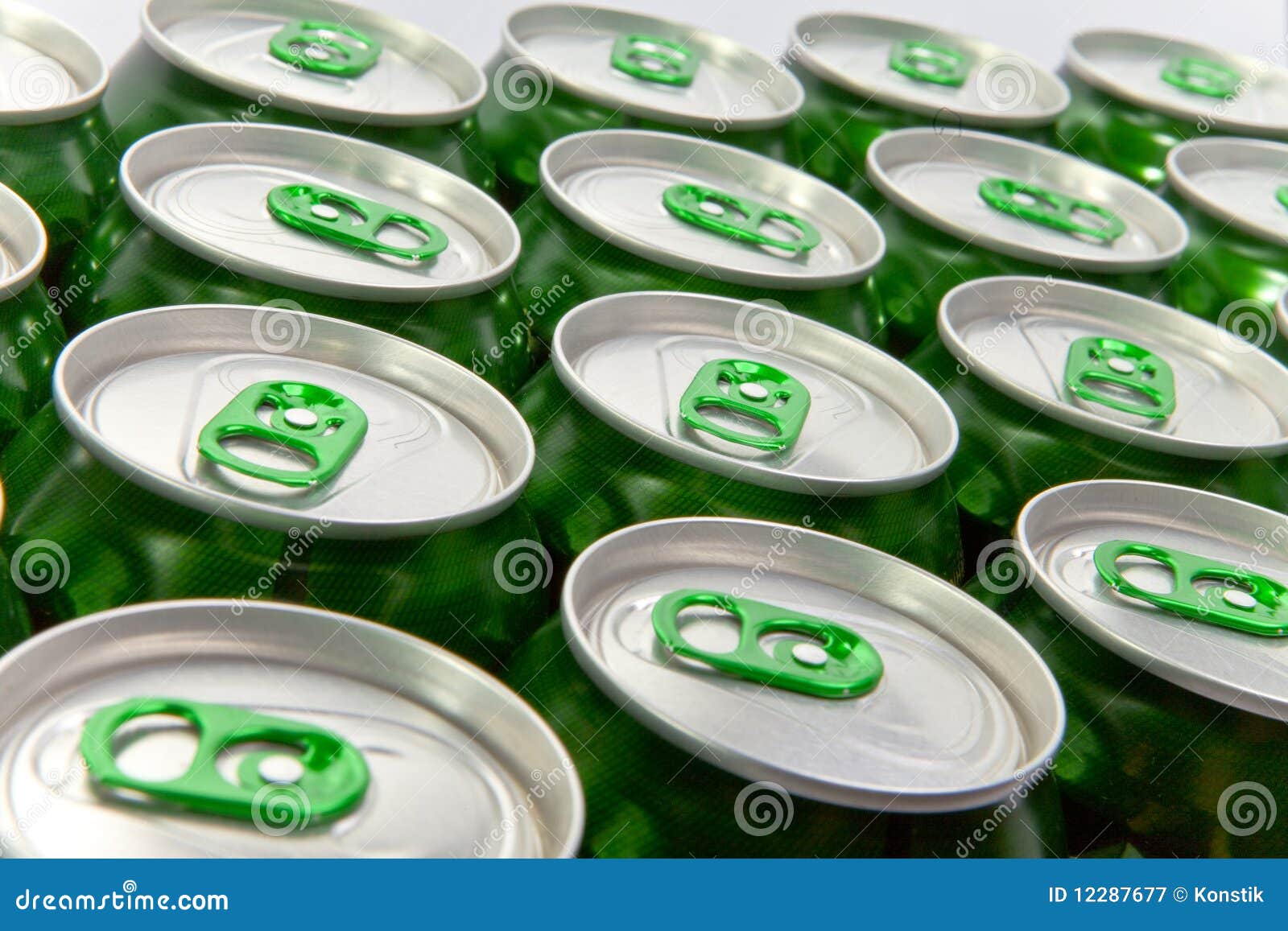 Latas de aluminio imagen de archivo. Imagen de verano - 12287677