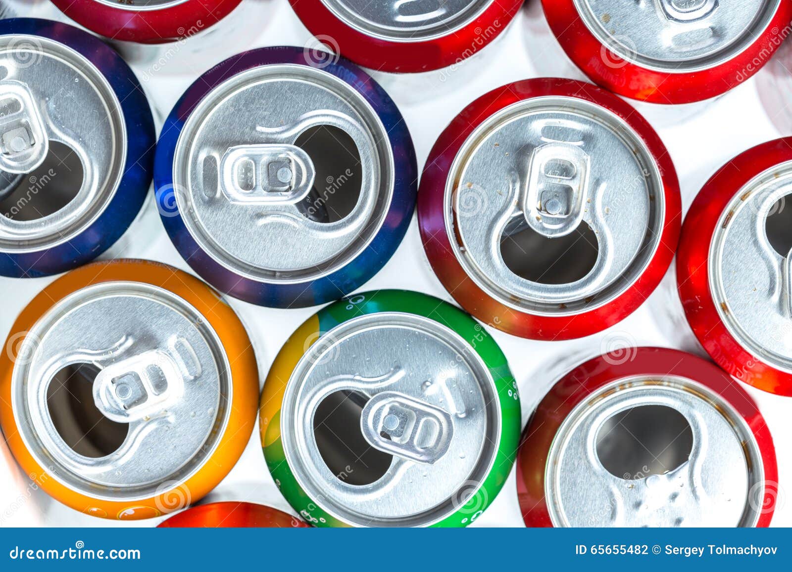 Latas de aluminio foto de archivo. Imagen de rojo, negro - 65655482