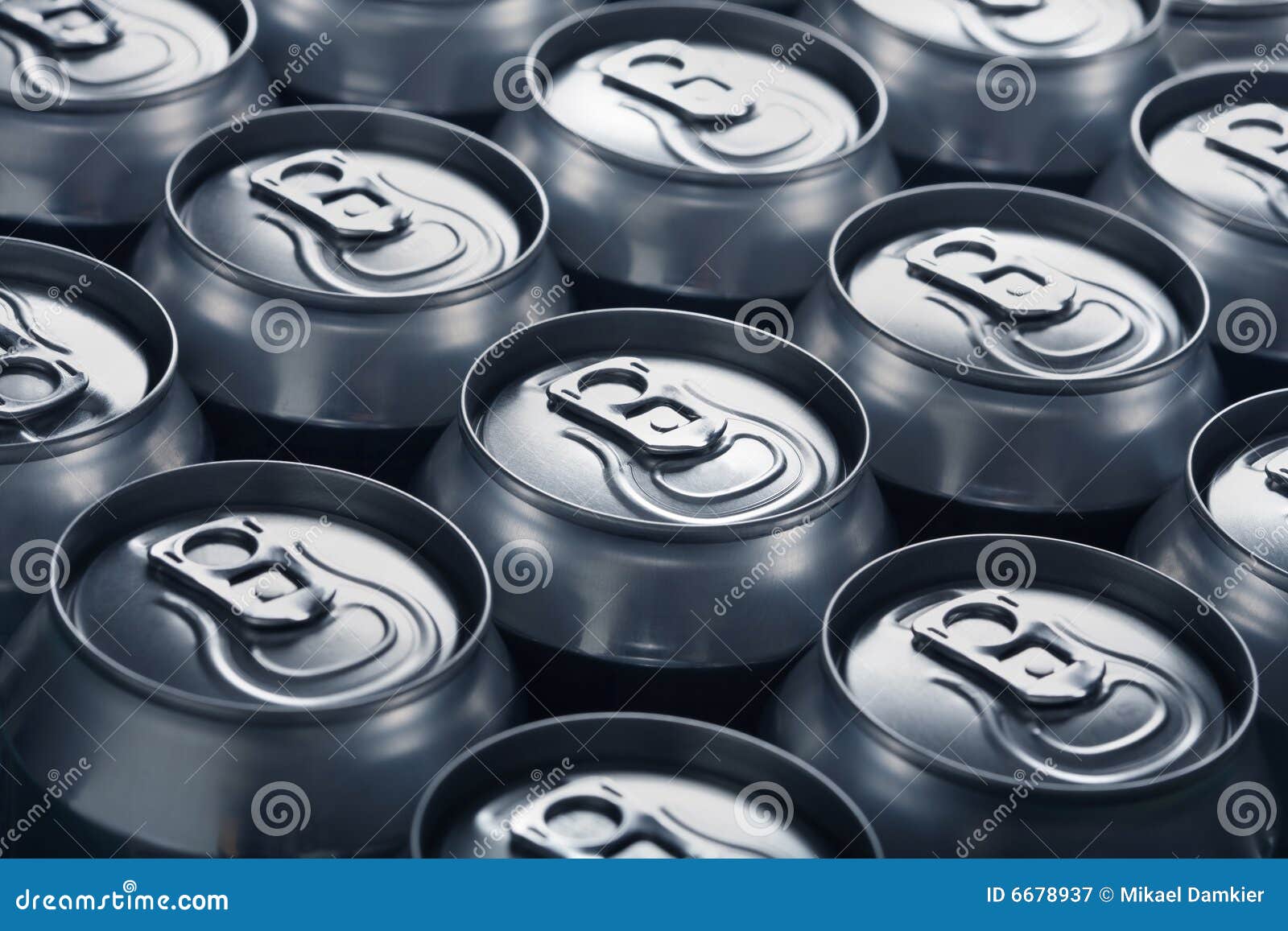 Latas de aluminio imagen de archivo. Imagen de cierre - 6678937