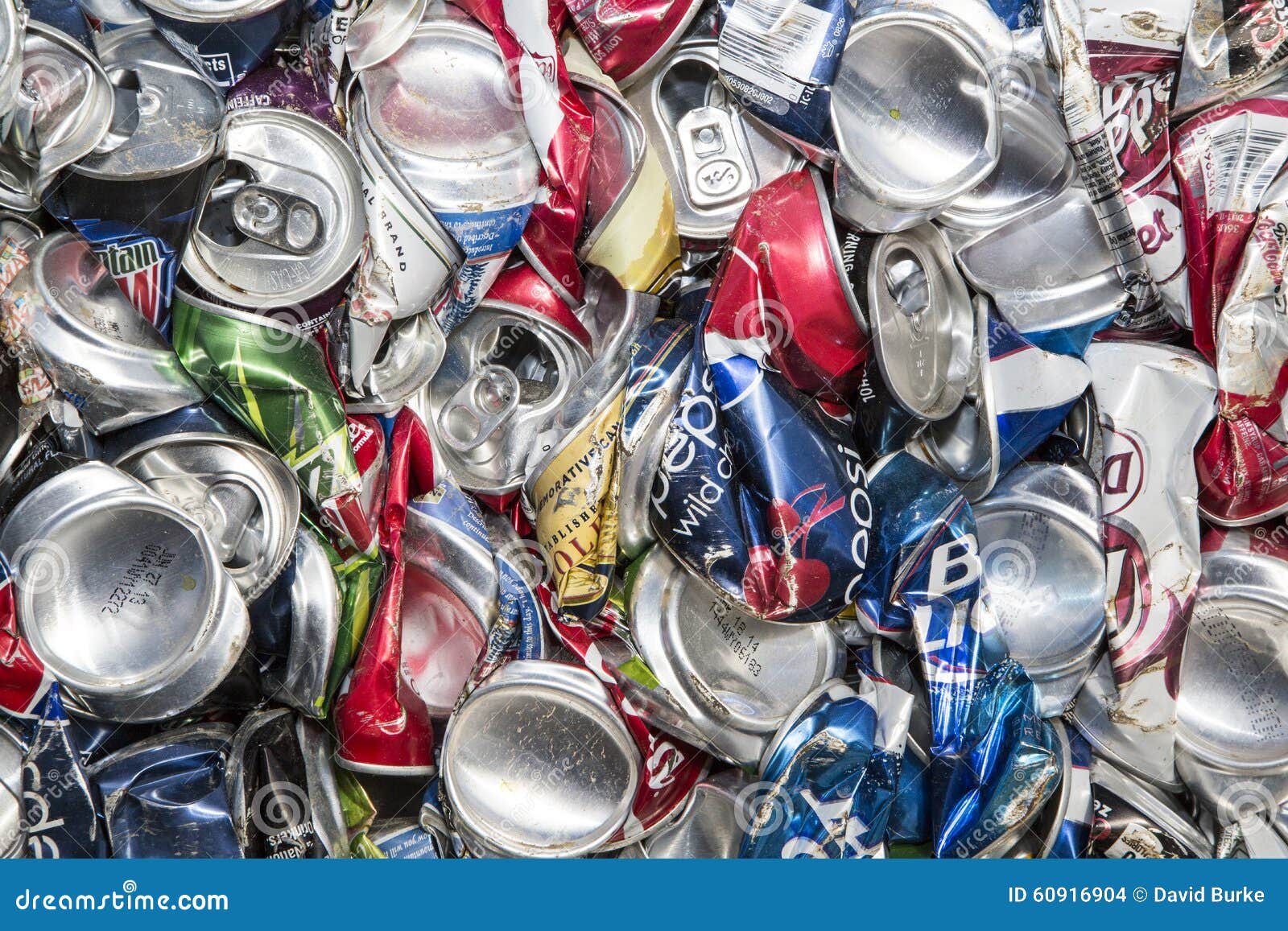 Latas De Aluminio Para Reciclar Imagen de archivo editorial - Imagen de ...