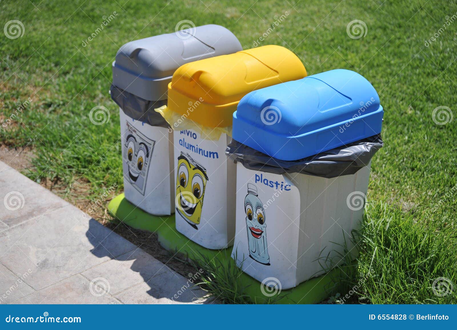 Latas De Basura Clasificadas Foto de archivo - Imagen de reciclable ...