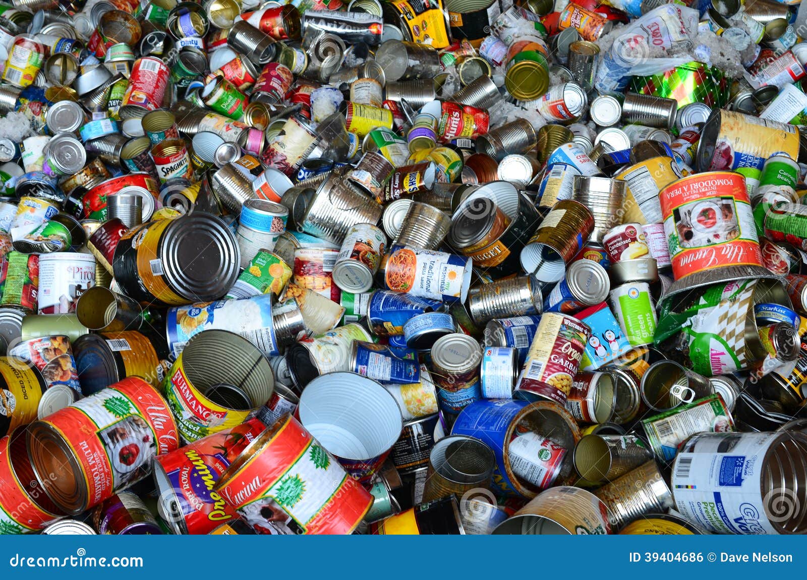 Latas De Lata Para Reciclar Foto Editorial - Imagem de vazio, fundo ...
