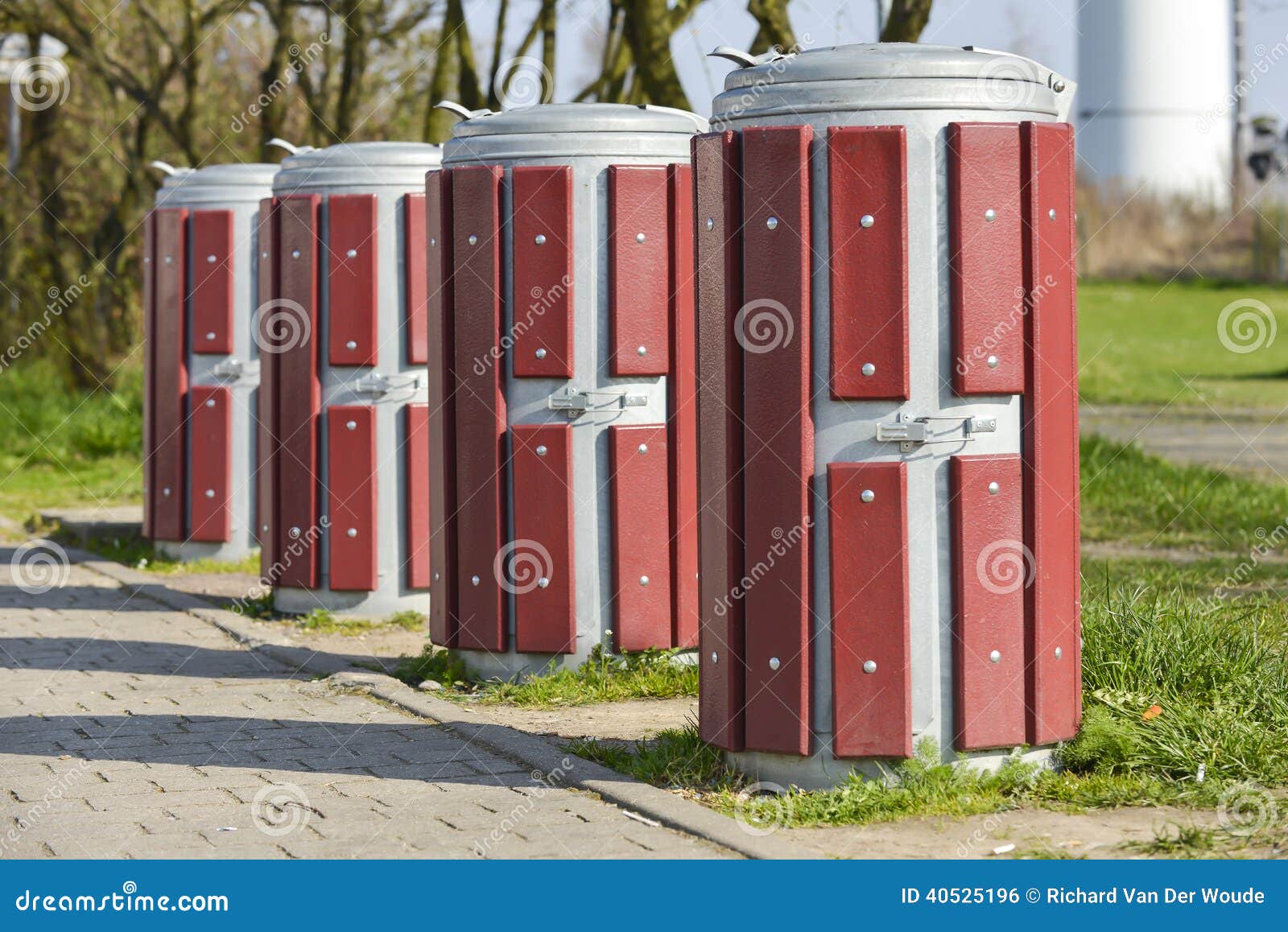 Latas de lixo foto de stock. Imagem de latas, ecologia - 40525196