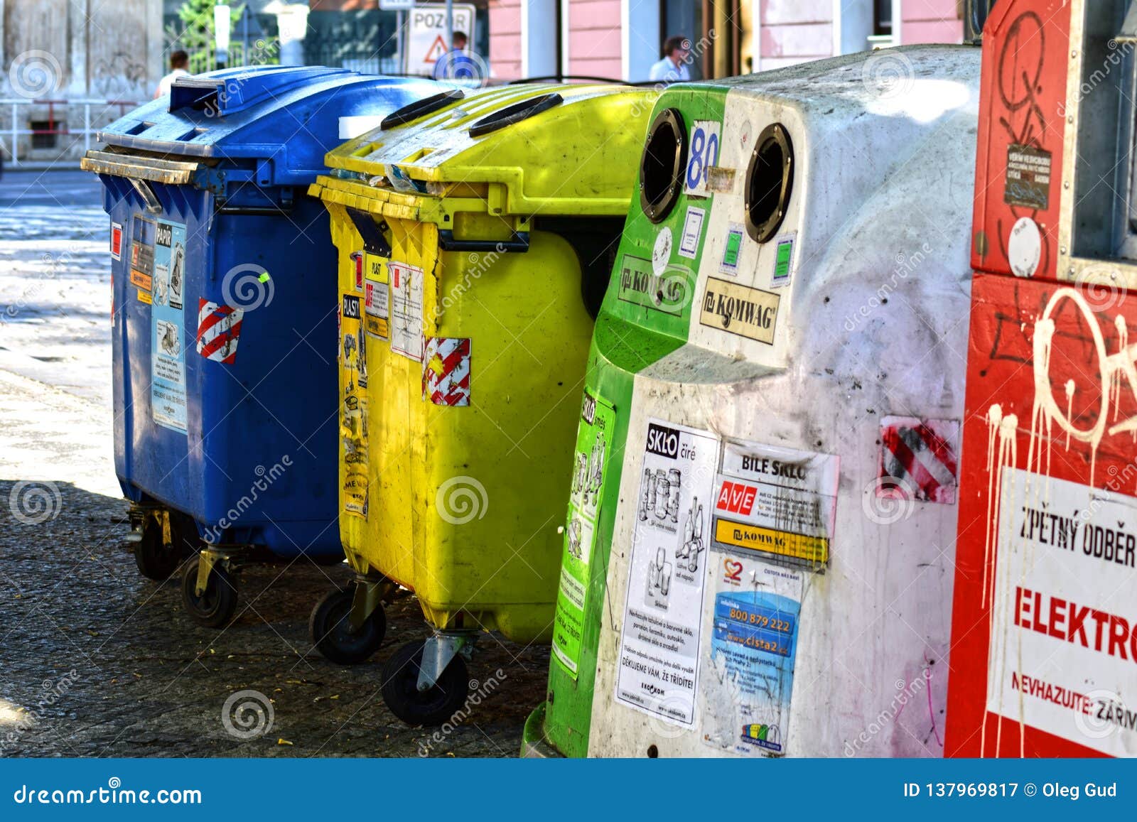 Latas De Lixo Para Reciclar Fotografia Editorial - Imagem de lixo ...