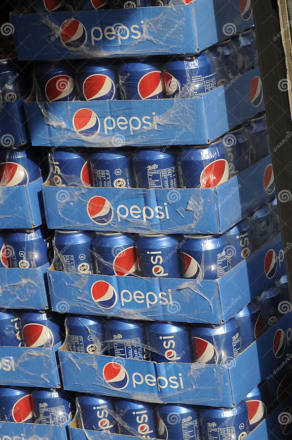 LATAS DE PEPSI fotografía editorial. Imagen de bebidas - 97604122