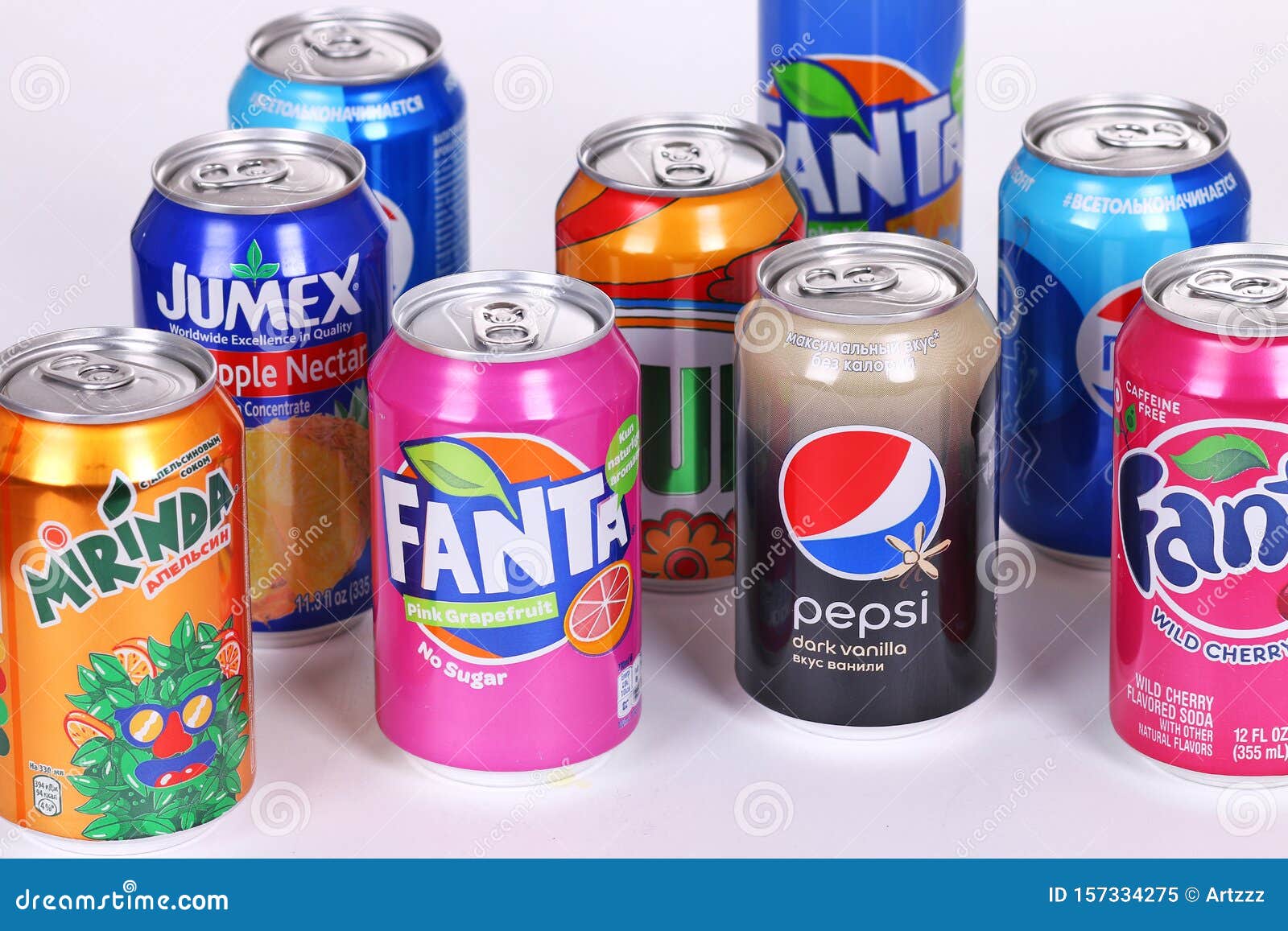 Latas de refresco imagen editorial. Imagen de metal - 157334275