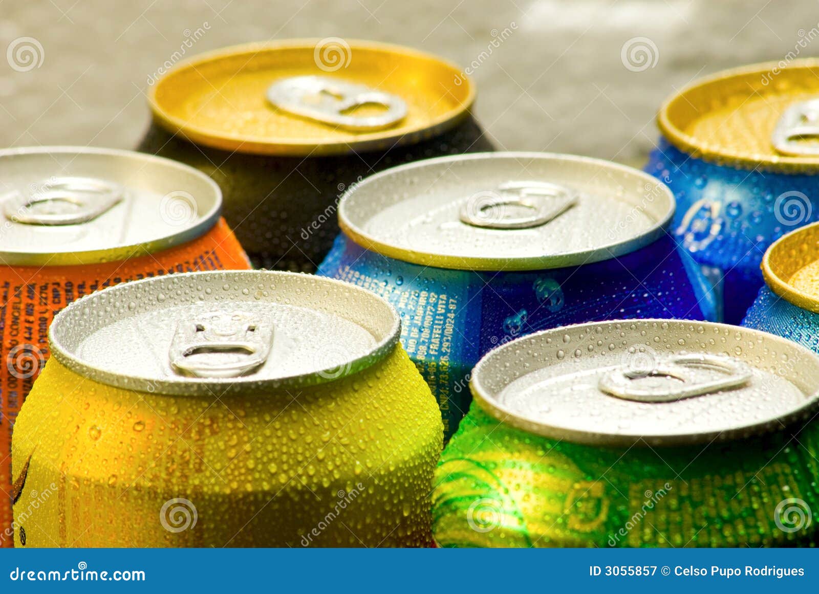Latas de refresco imagen de archivo. Imagen de suave, congelado - 3055857