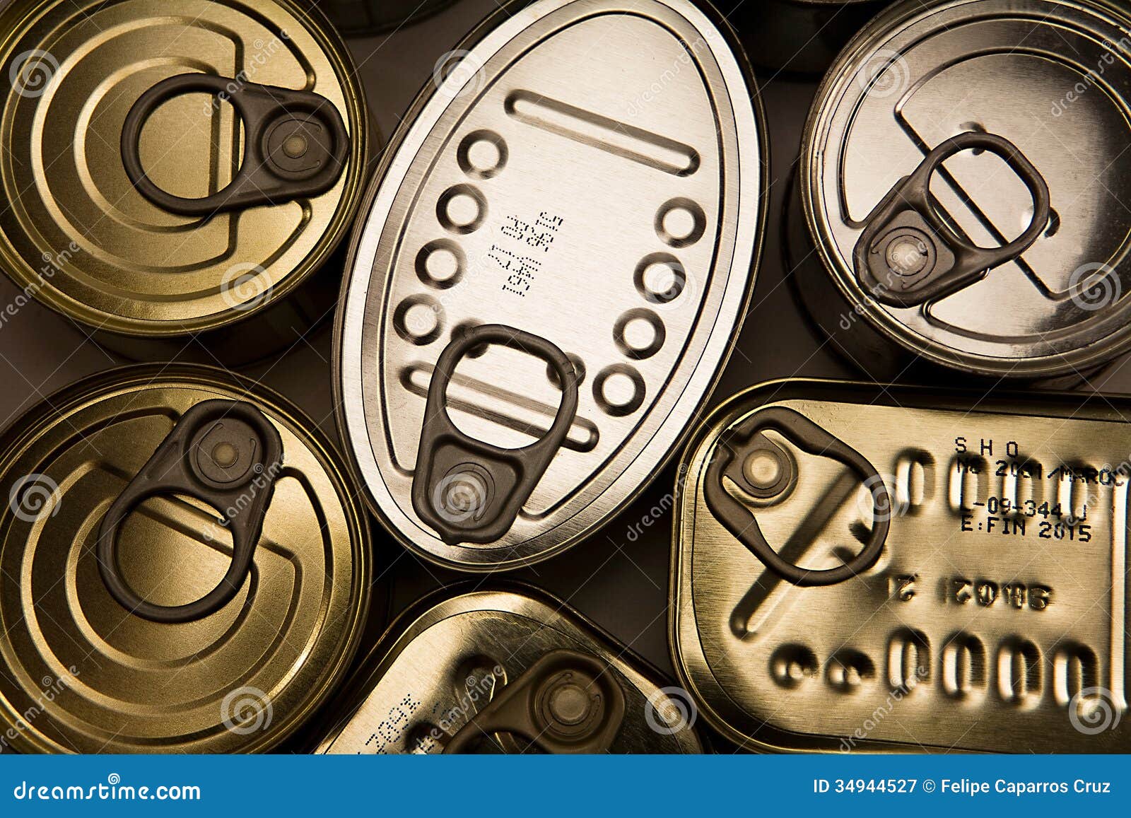 Latas De Tamanhos Diferentes Imagem de Stock - Imagem de frasco, lata ...