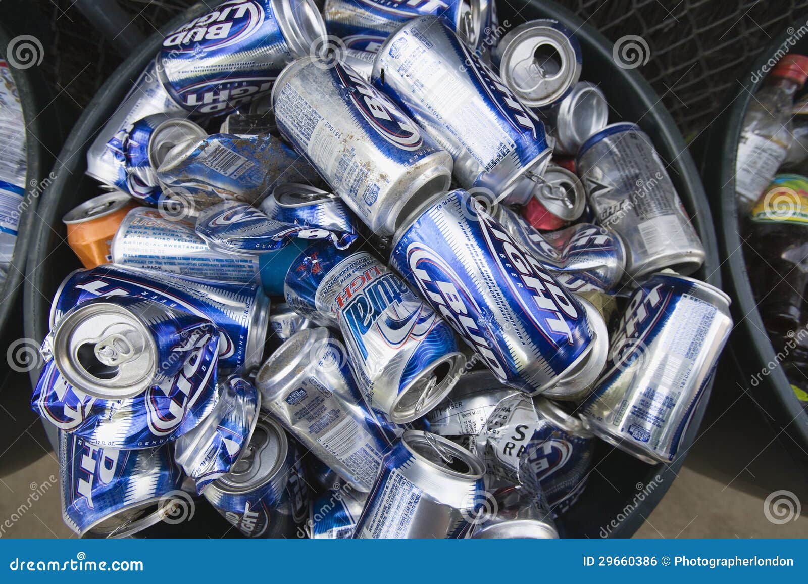 Latas Del Metal En Compartimiento Foto editorial - Imagen de objeto ...