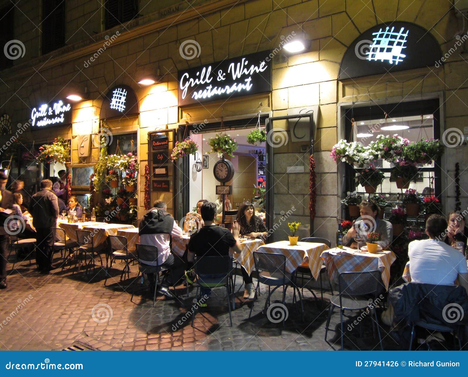 Late Night Dining in Rome editorial photo. Image of diners - 27941426