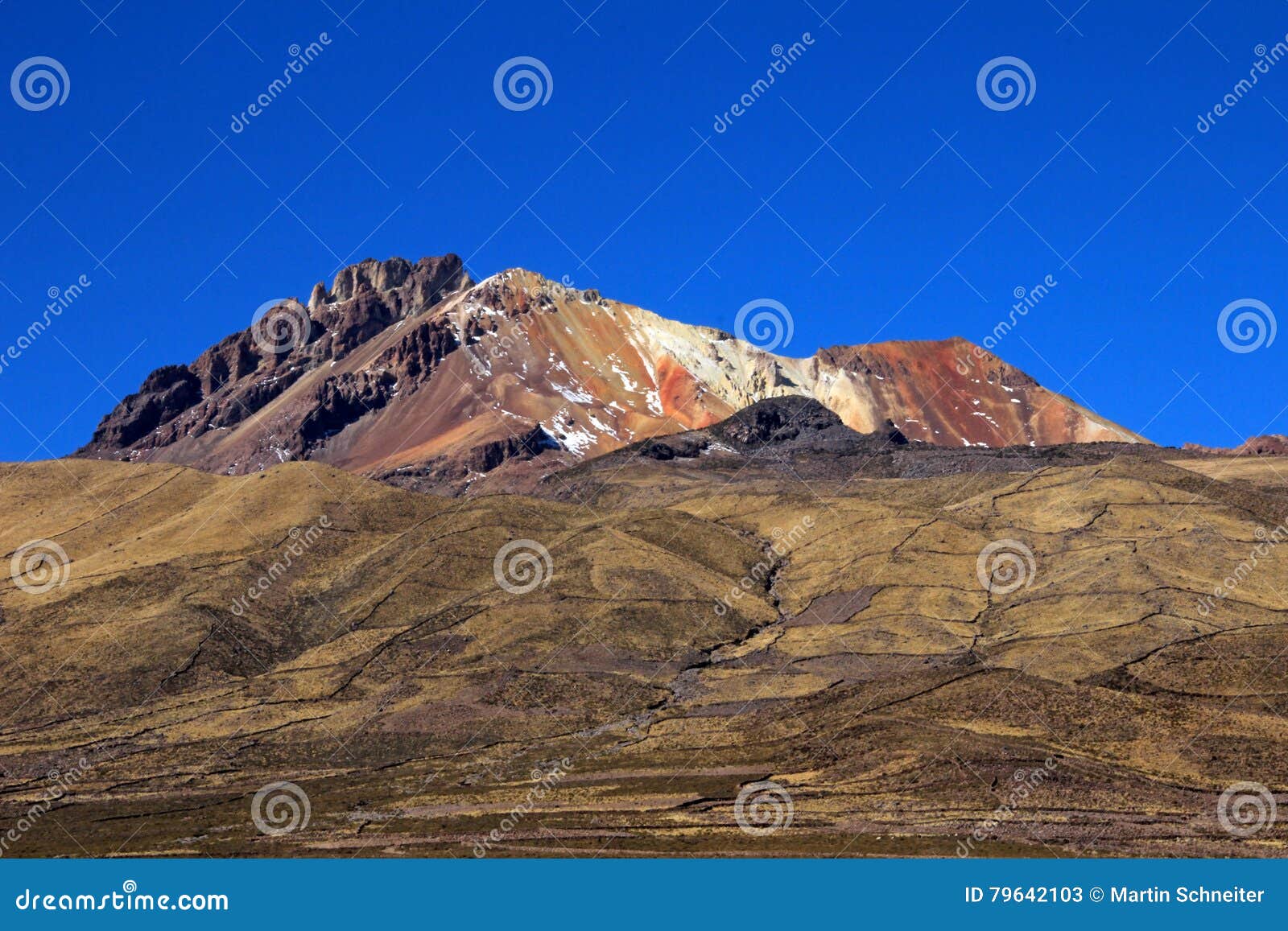 Latent Vulkan Tunupa, Salar De Uyuni, Bolivia Fotografering för ...