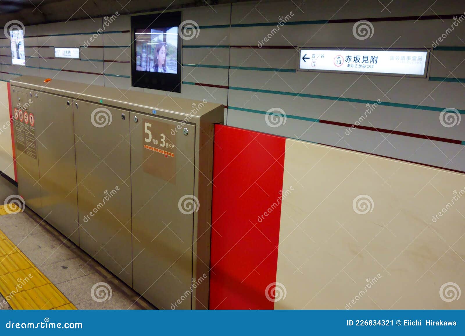 The Latest Automatic Doors and Safety Doors on Subway Platforms Stock ...