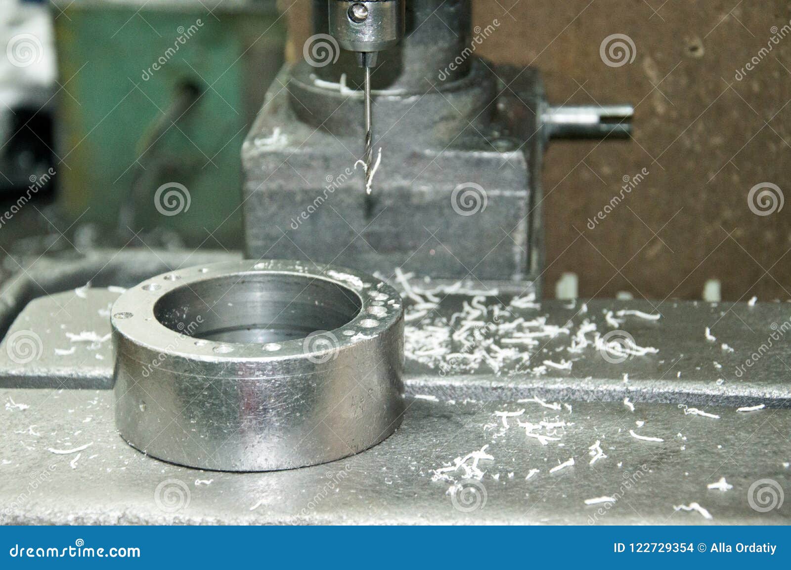 Lathe Machine Cutting the Aluminium Thread Shaft.. Stock Photo - Image ...
