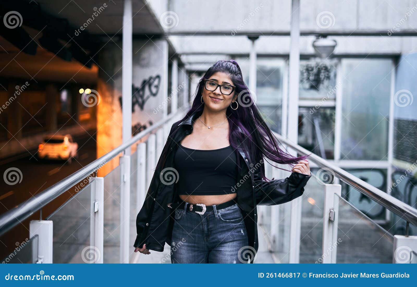 Latina Meisje Met Een Bril Brunette Vacht Met Lange Haren Rond Haar