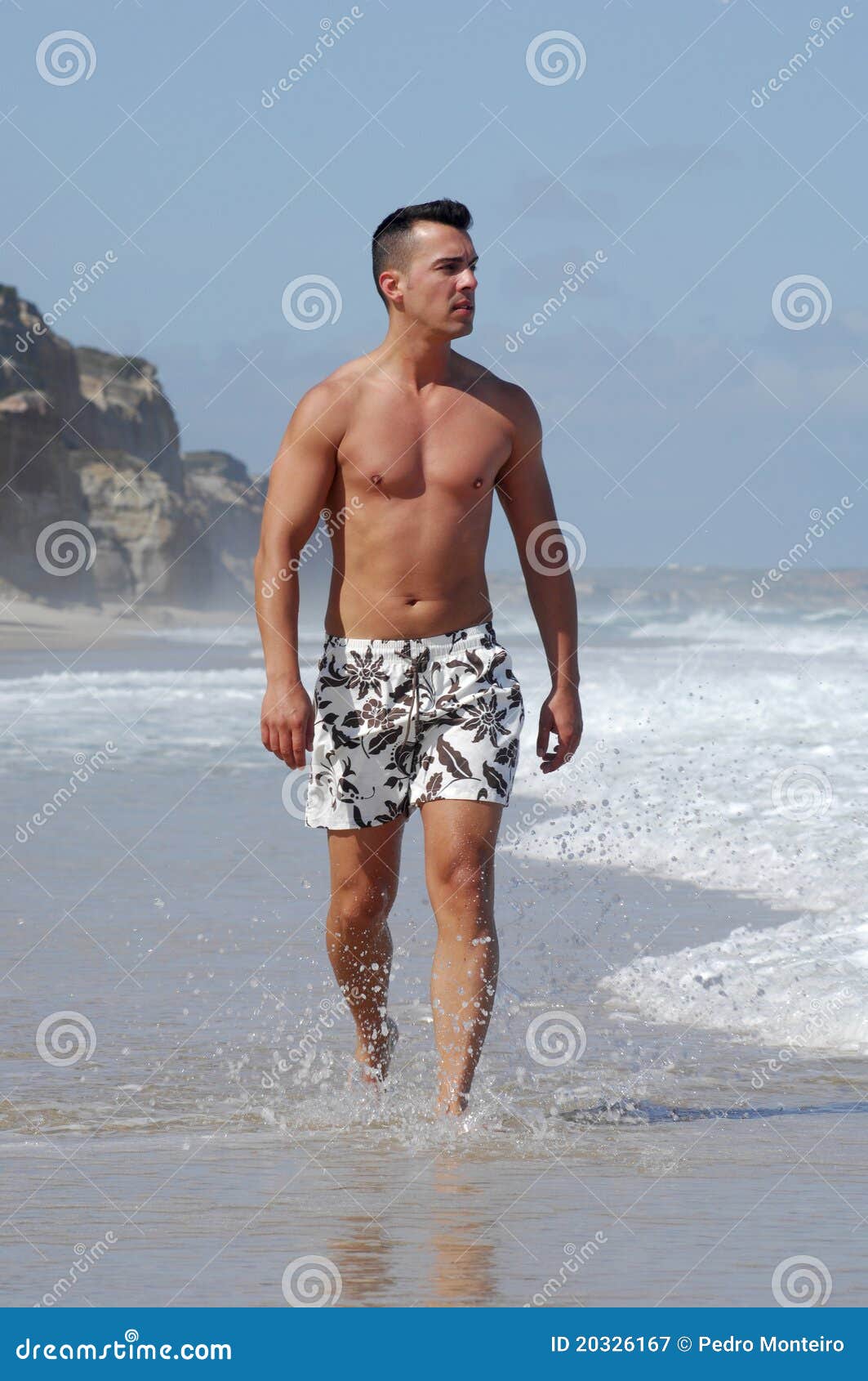 Latino Mens Die Op Een Strand Loopt Stock Afbeelding - Image of ...