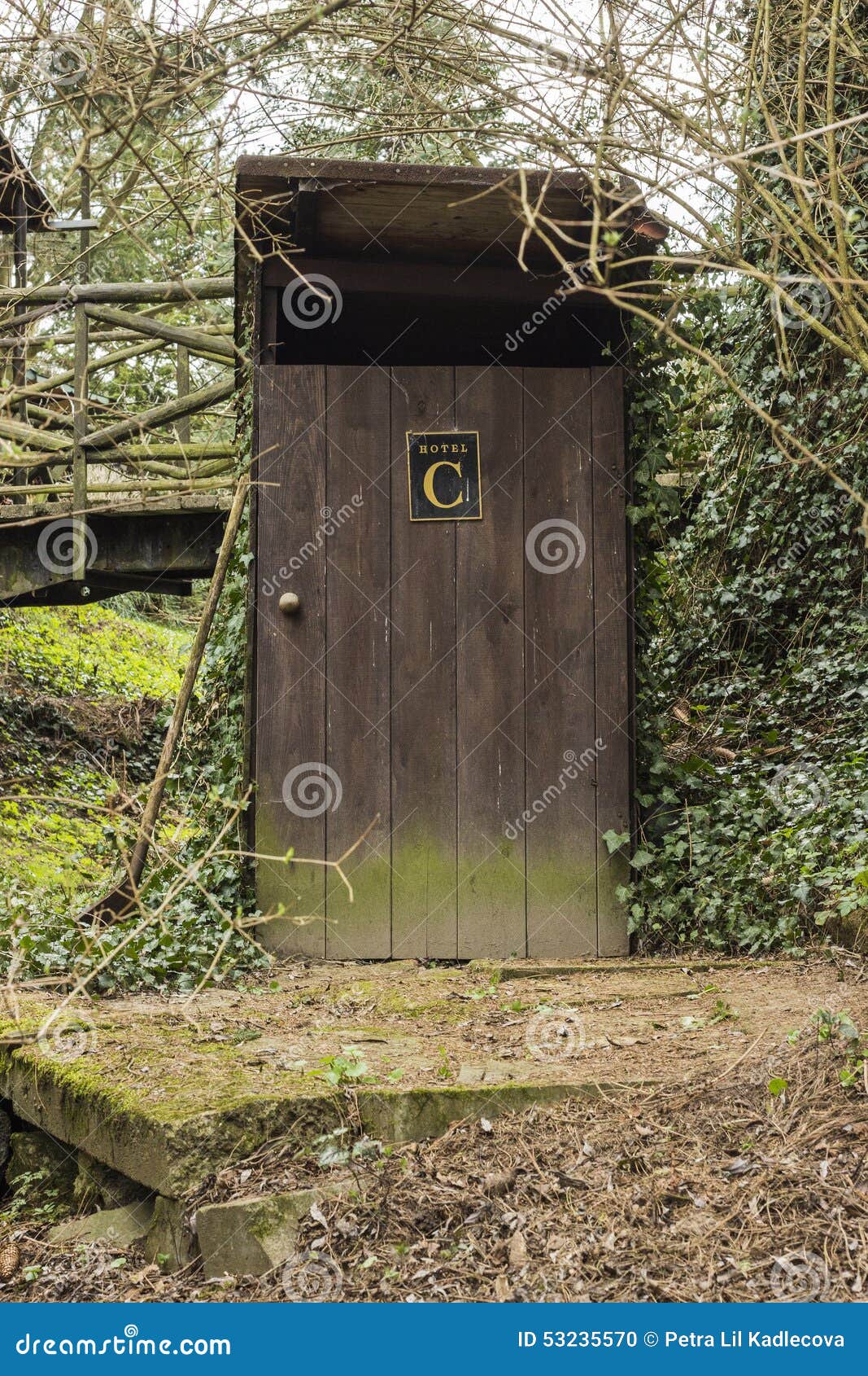 Latrina di legno fotografia stock. Immagine di bagno - 53235570