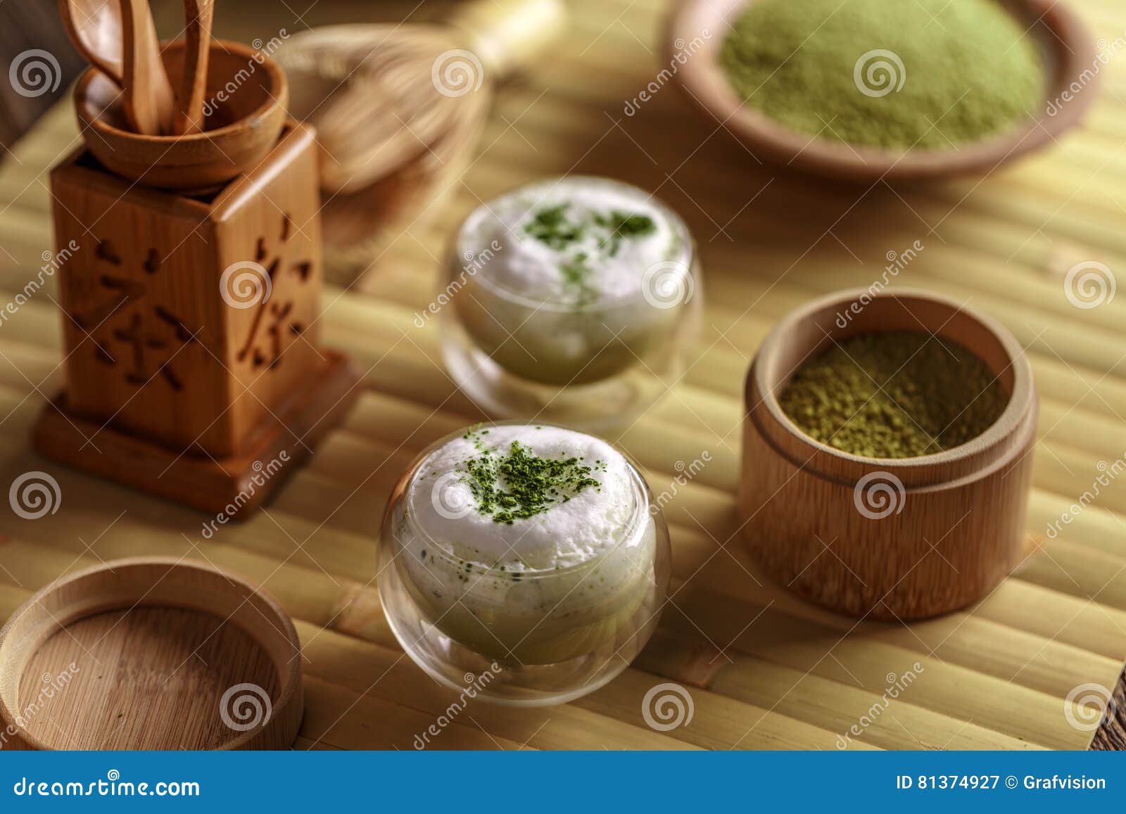 Latte De Matcha Dans Une Tasse En Verre Image stock - Image of cuisine ...