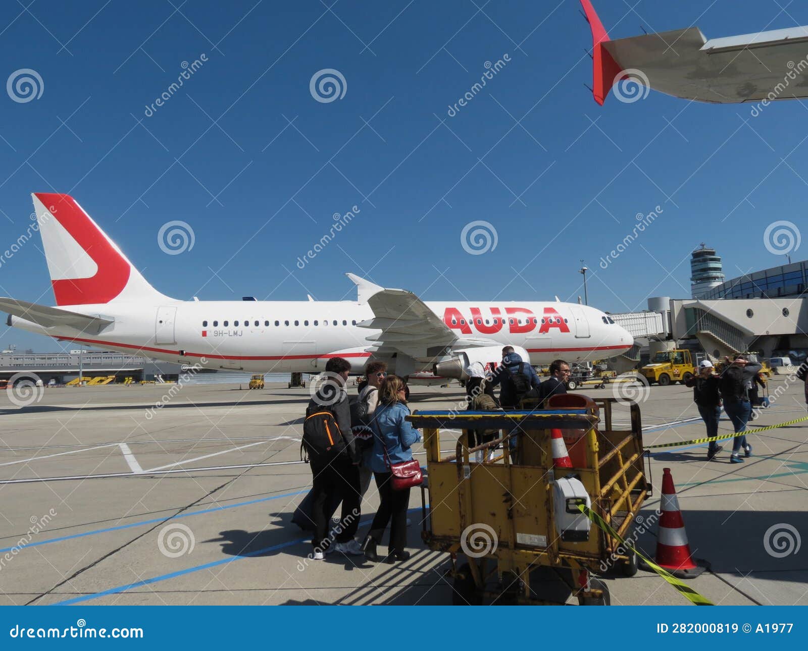 Lauda Airbus A320 Boarding in Vienna Editorial Stock Image - Image of ...