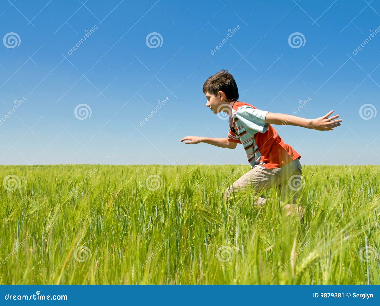 Laufender Junge Auf Dem Gebiet Stockbild - Bild von jugendlicher ...