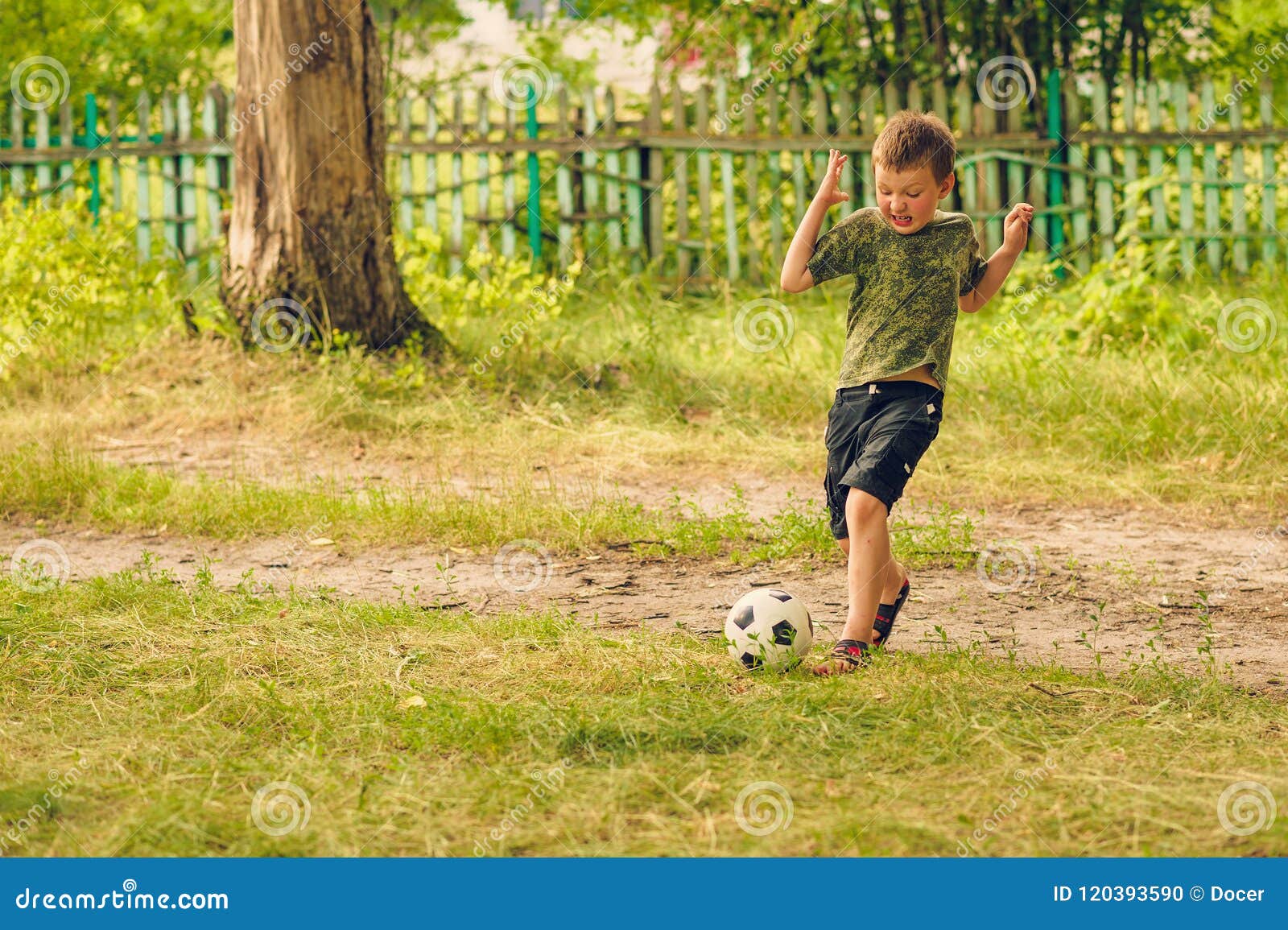 Laufender Junge, Der Mit Dem Ball Spielt Stockfoto - Bild von schnell ...