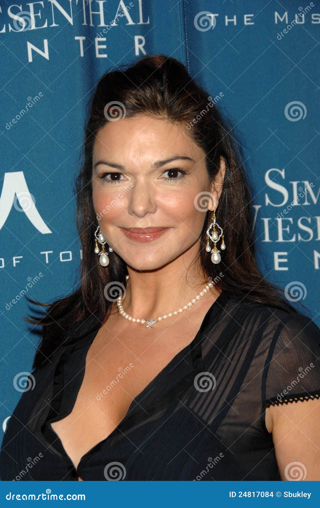 Laura Harring's Instagram, Twitter & Facebook on IDCrawl