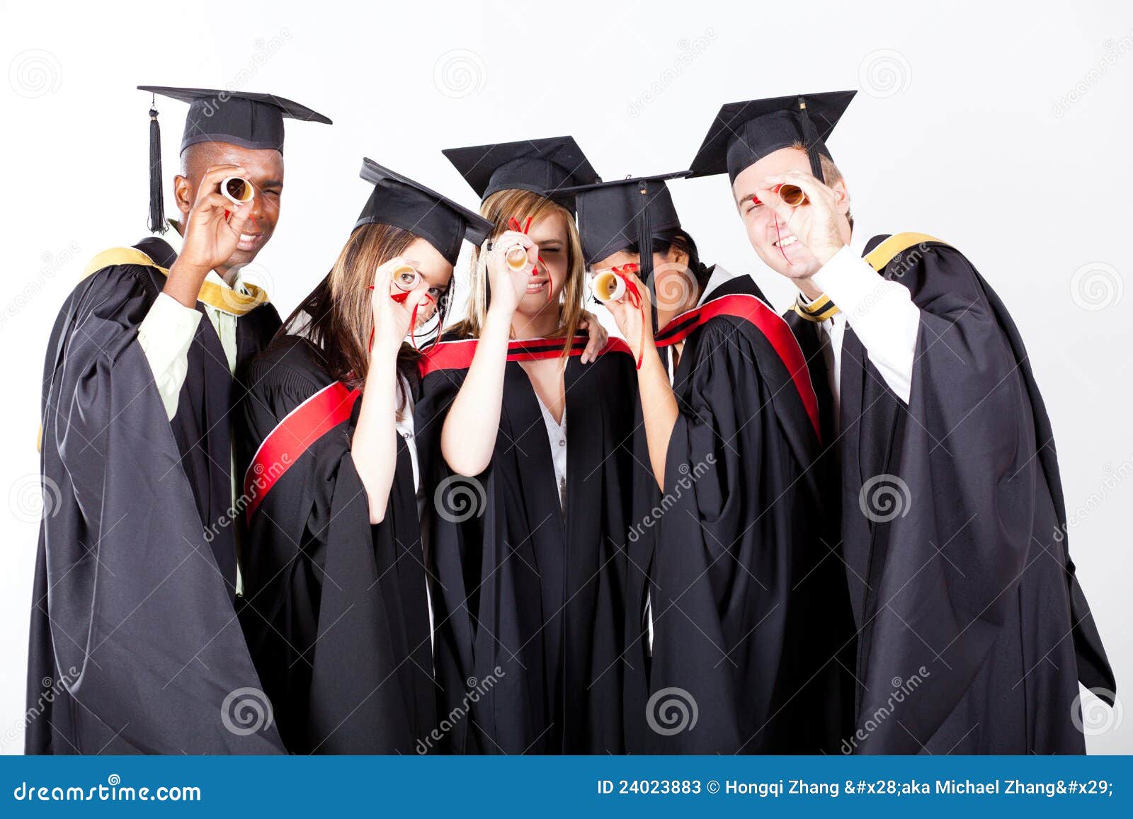 Laureati Che Osservano Attraverso Il Diploma Immagine Stock - Immagine ...