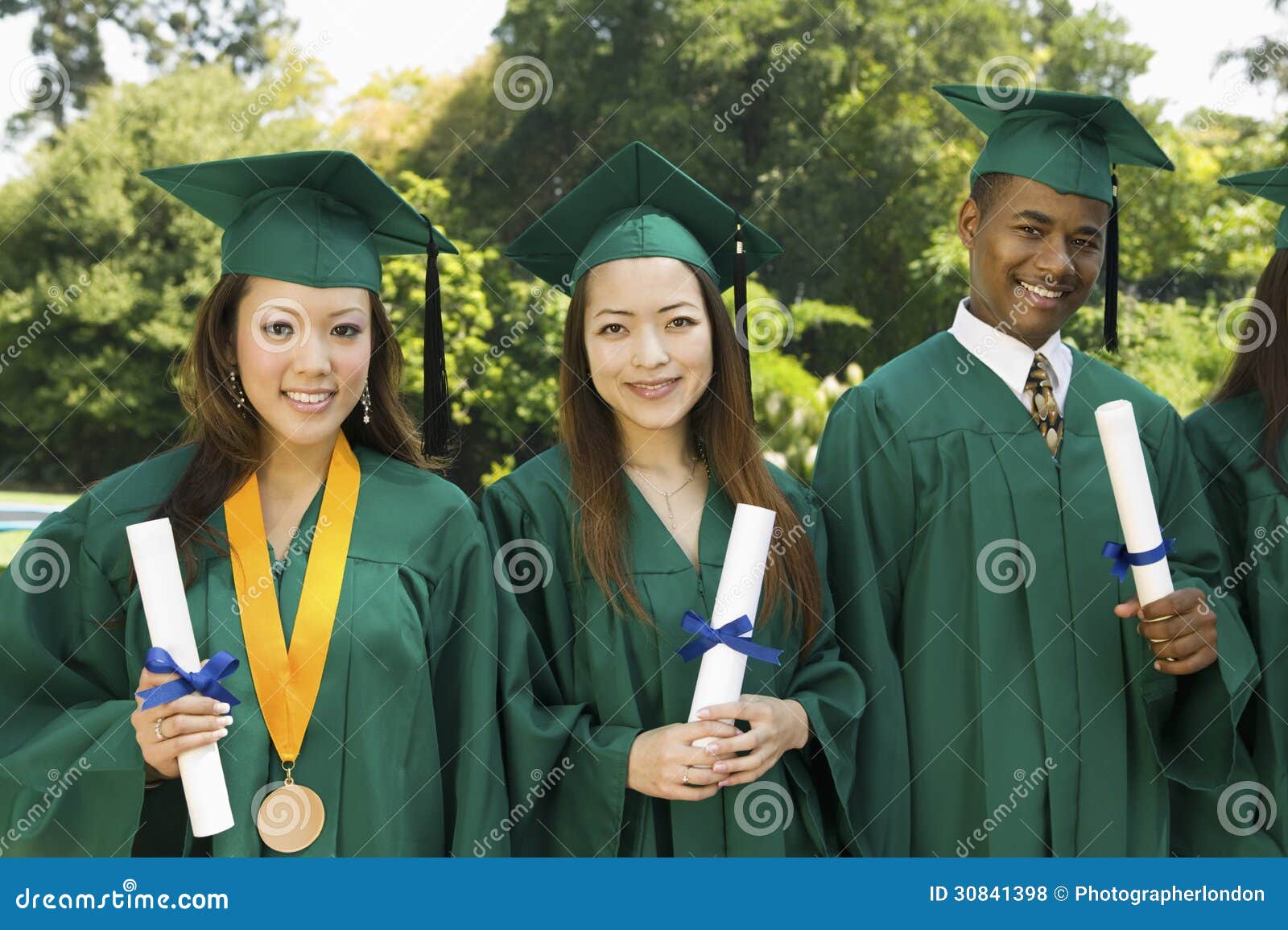 Laureati Con I Diplomi All'aperto Fotografia Stock - Immagine di ...