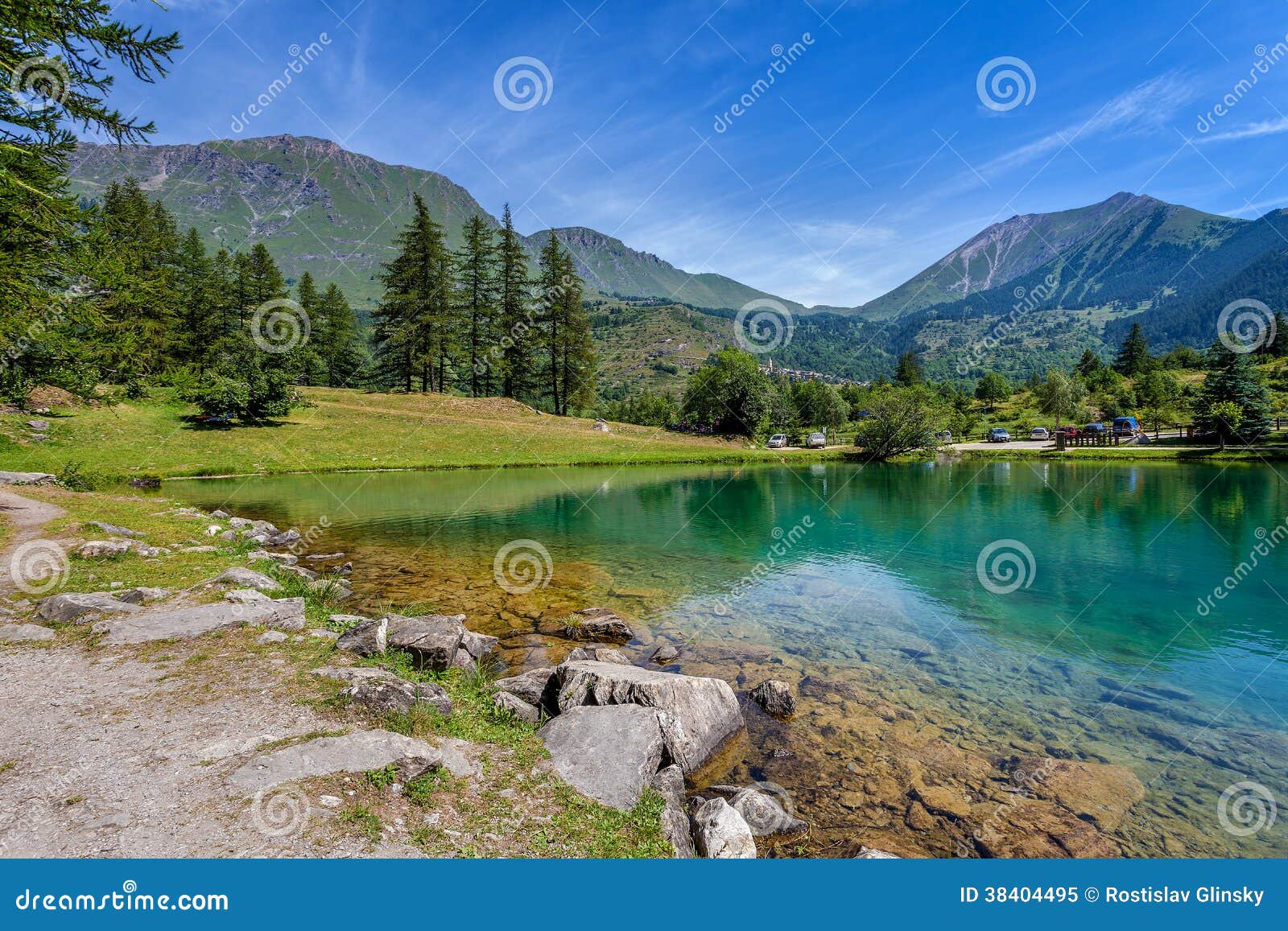 Laux e montagne del lago. immagine stock. Immagine di nave - 38404495