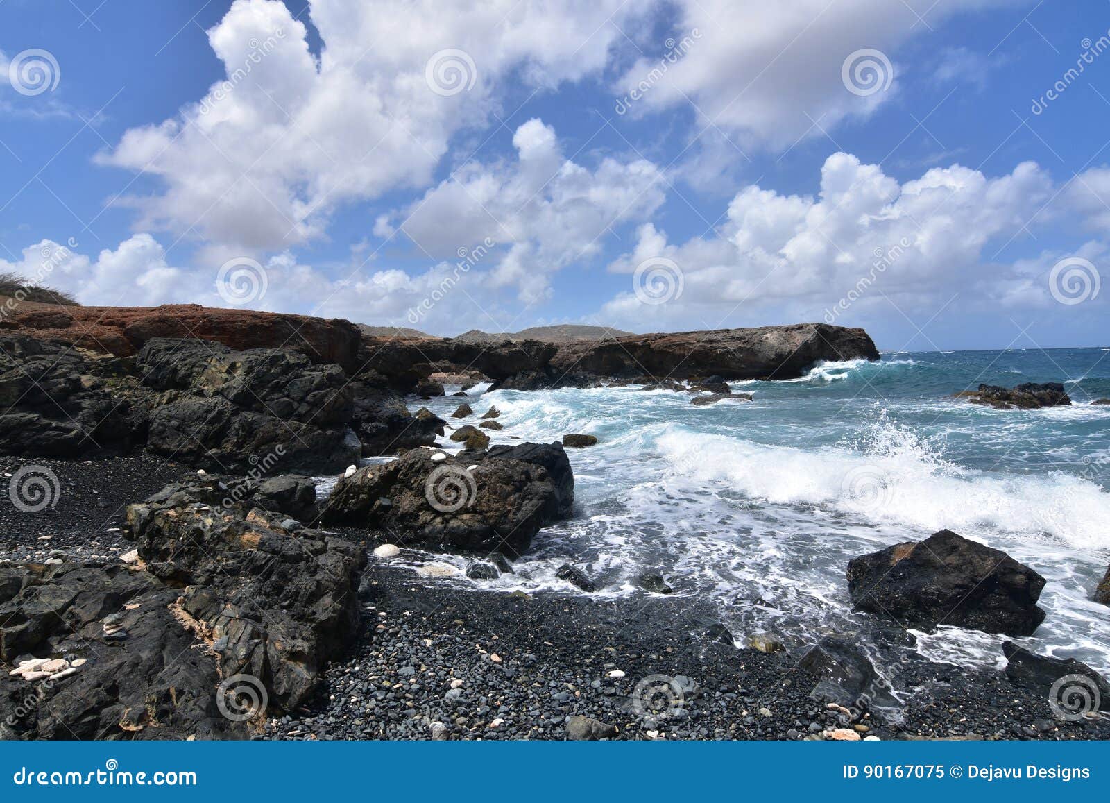 Lava Rocks Lining Het Zwarte Steenstrand in Aruba Stock Afbeelding ...