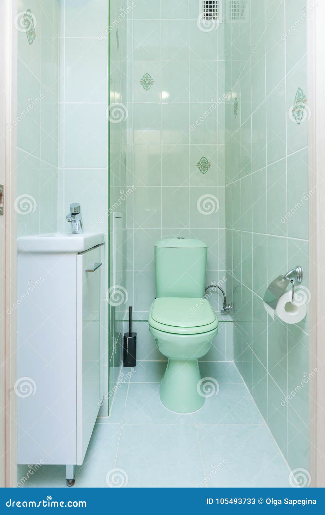 Lavabo con el retrete imagen de archivo. Imagen de agua - 105493733