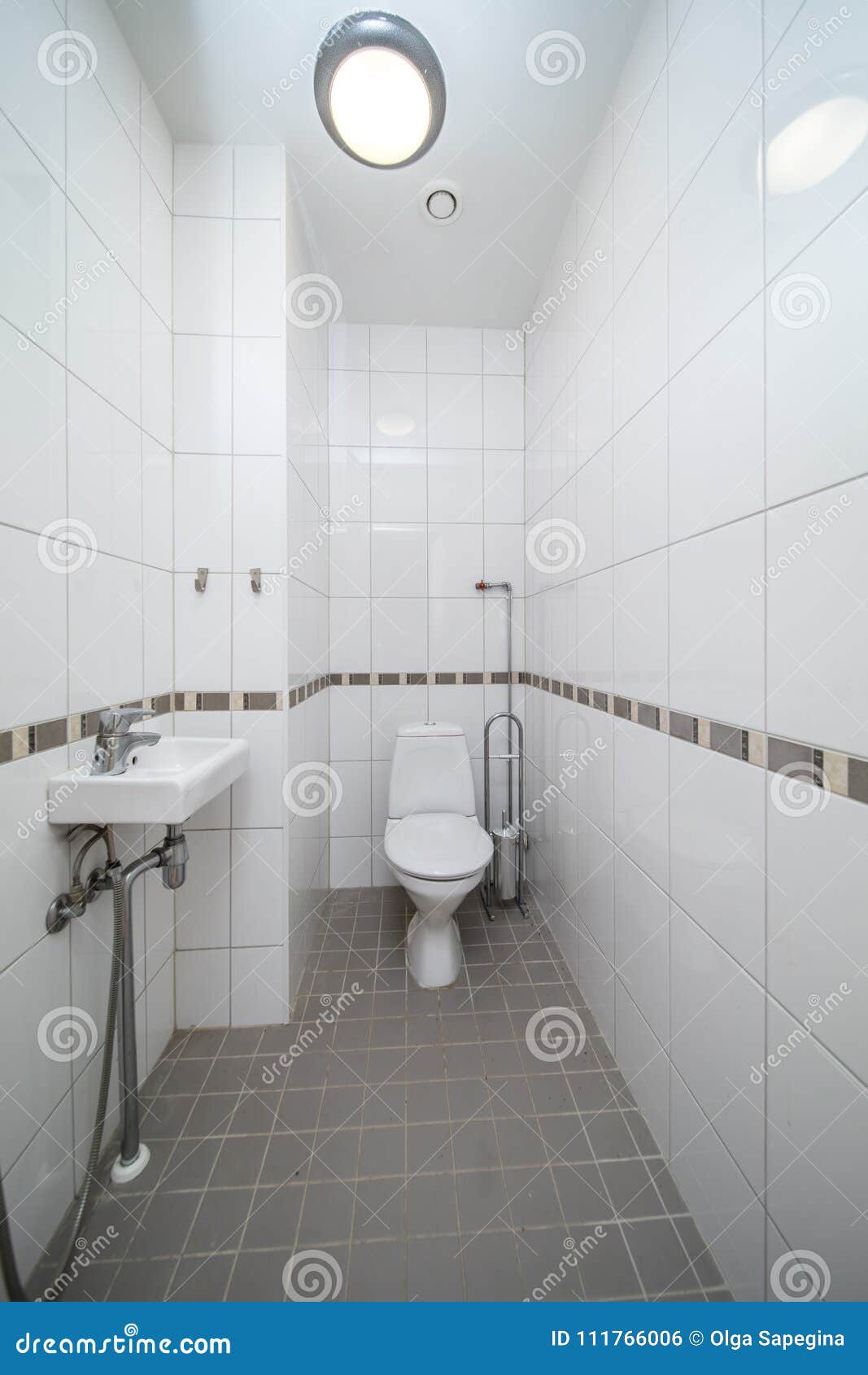 Lavabo con el retrete foto de archivo. Imagen de tocador - 111766006