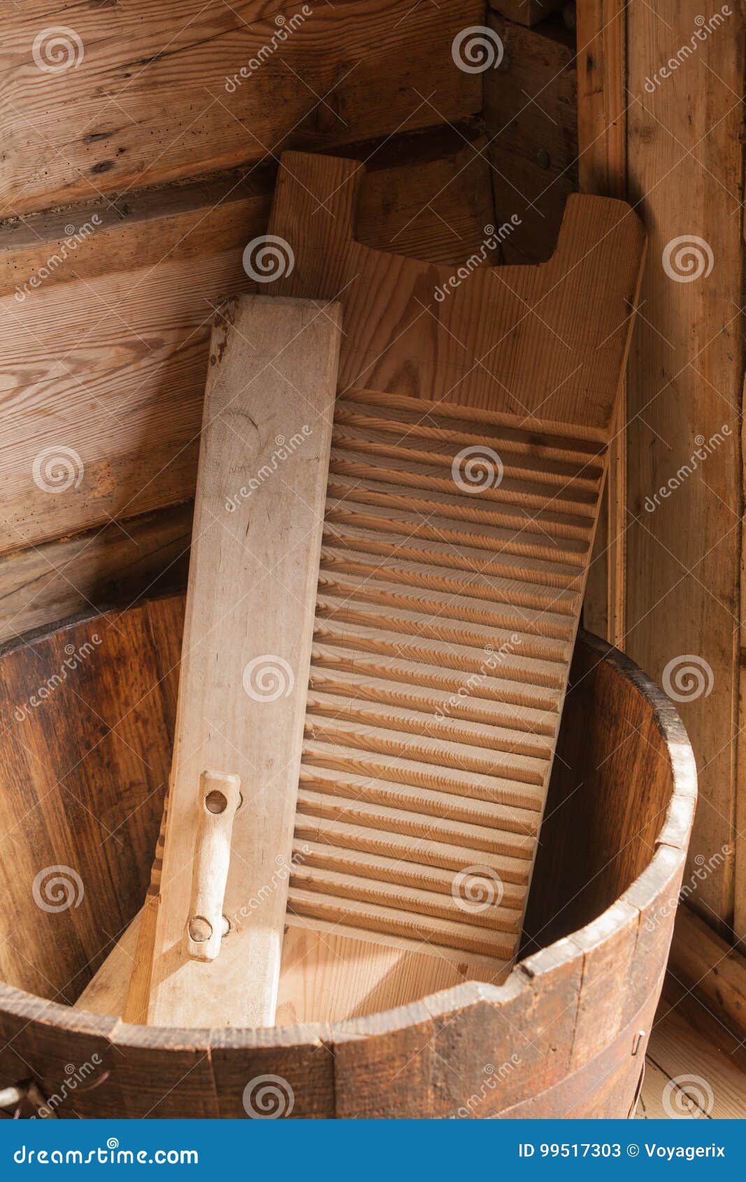 Lavadero De Madera Y Cuenco Hechos De Tableros Imagen de archivo ...