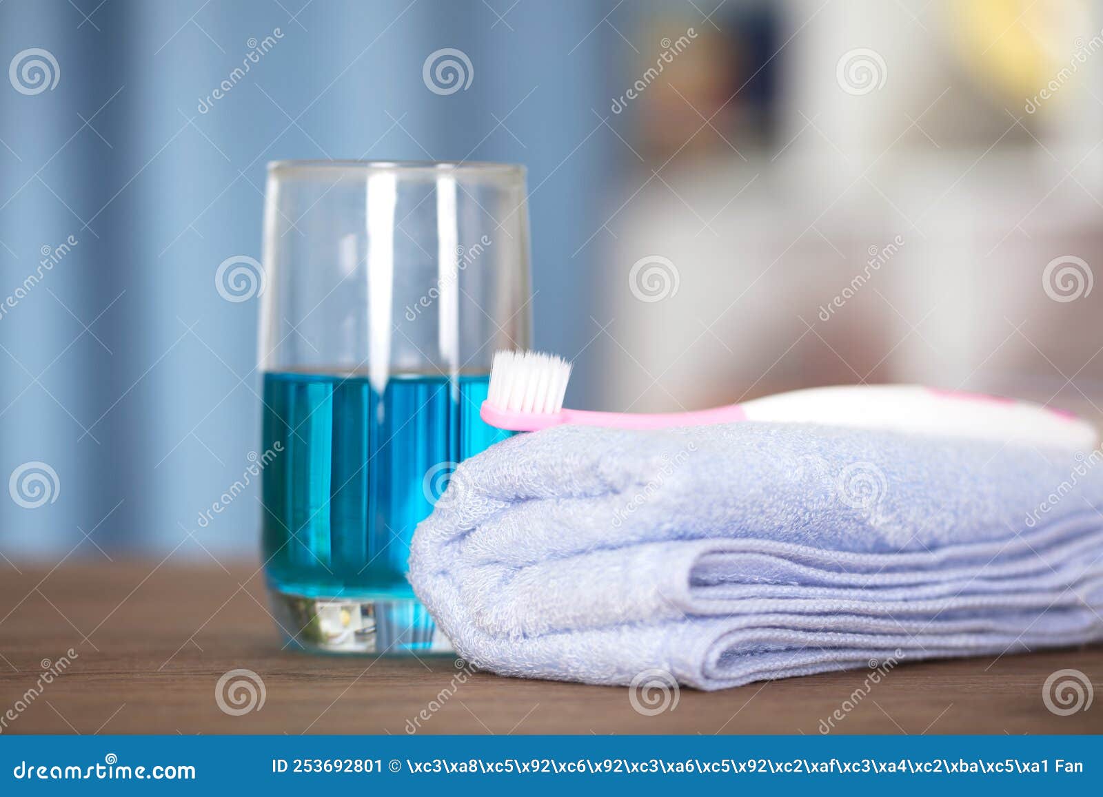 Lavado De La Boca, Toalla Y Cepillo De Dientes Imagen de archivo ...