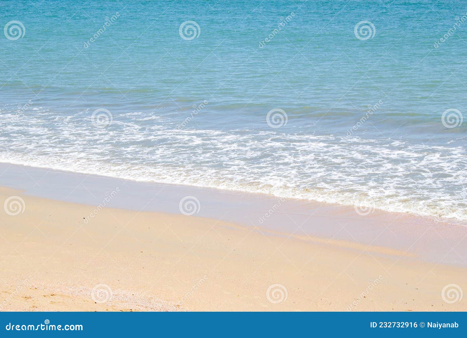Lavado De Ondas Sobre La Arena Dorada Foto de archivo - Imagen de ...