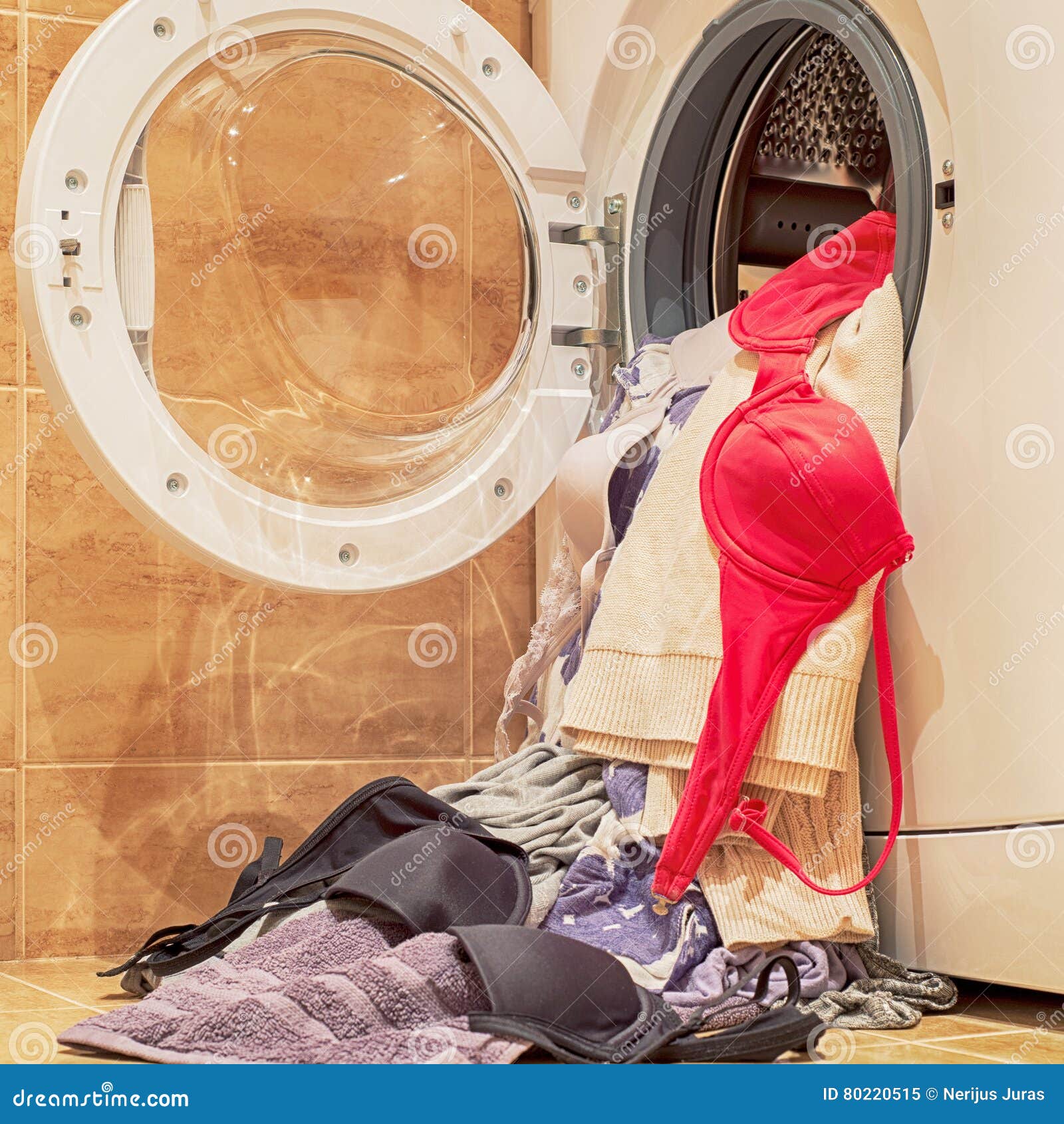 Lavadora cargada con ropa imagen de archivo. Imagen de objeto - 80220515