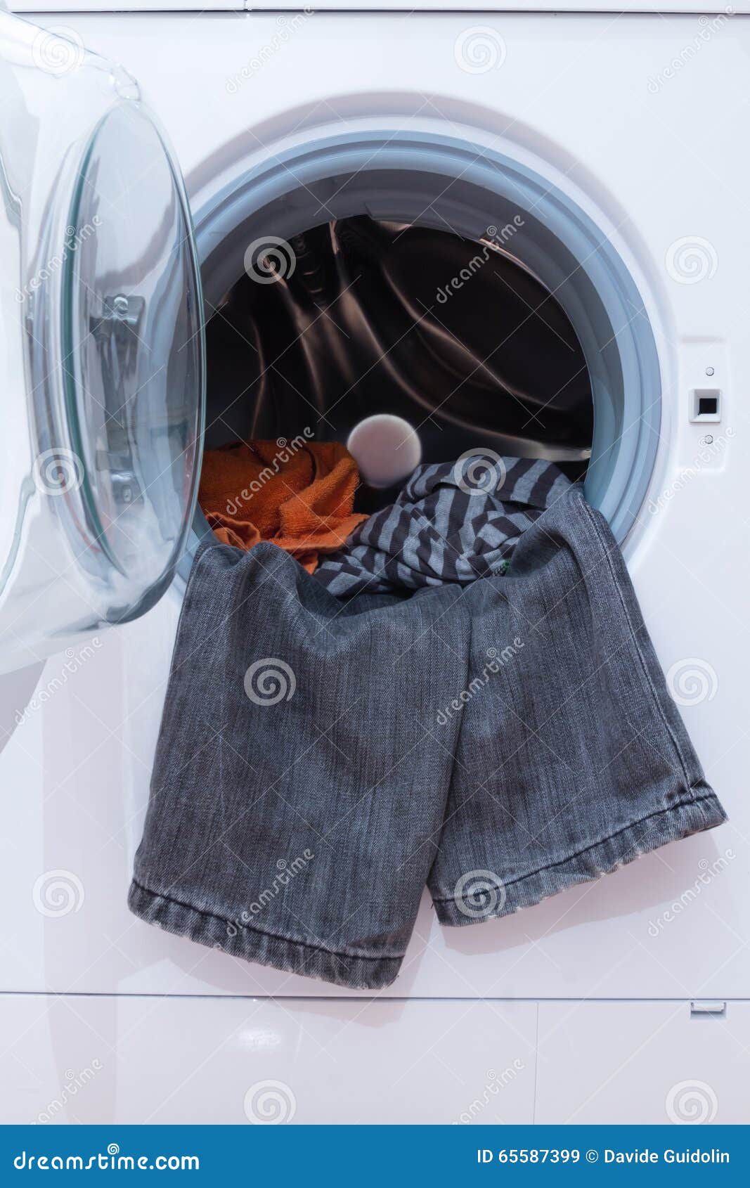 Lavadora con ropa imagen de archivo. Imagen de tareas - 65587399