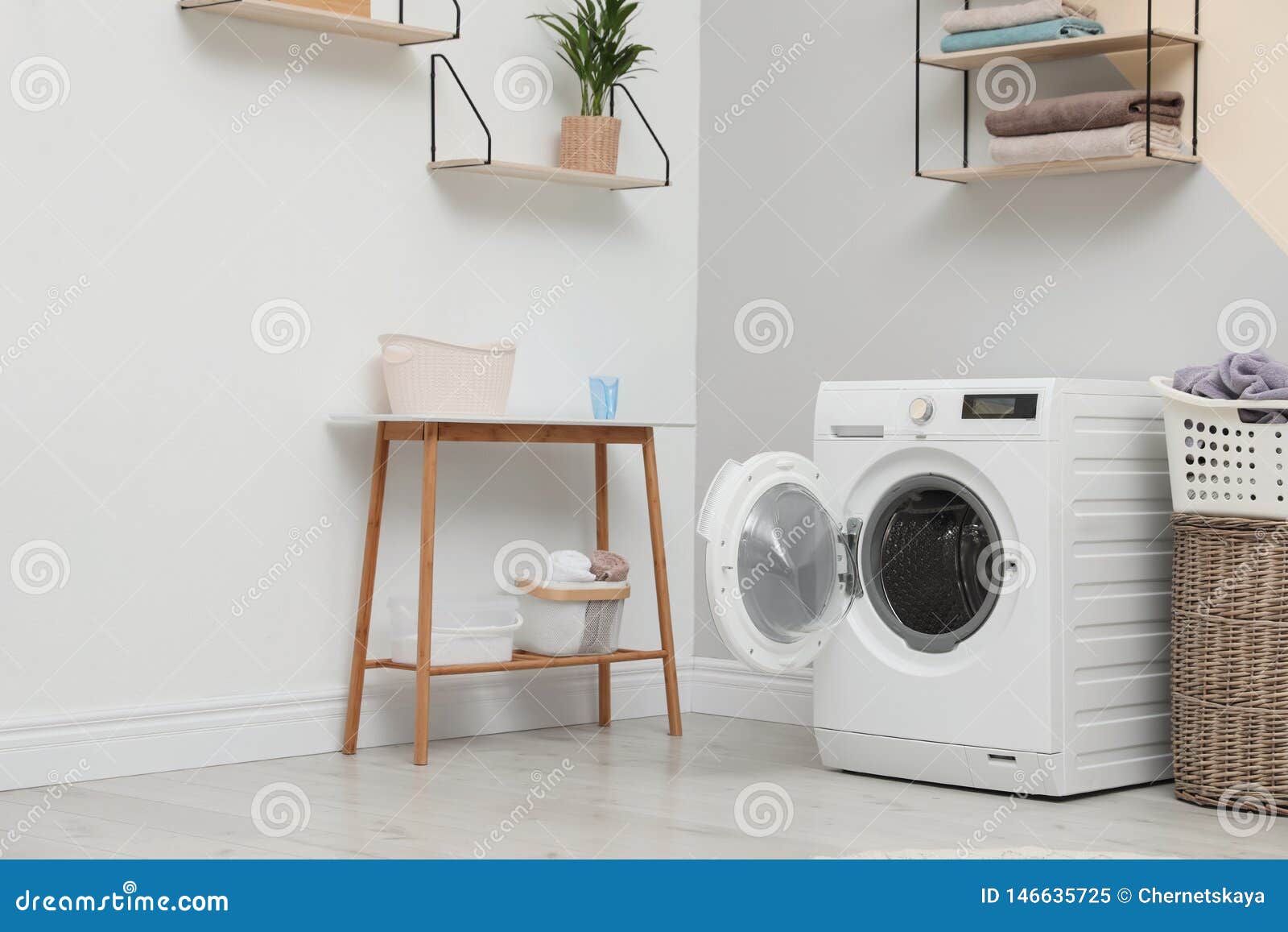 Lavadora Moderna En Lavadero Imagen de archivo - Imagen de lavadero ...