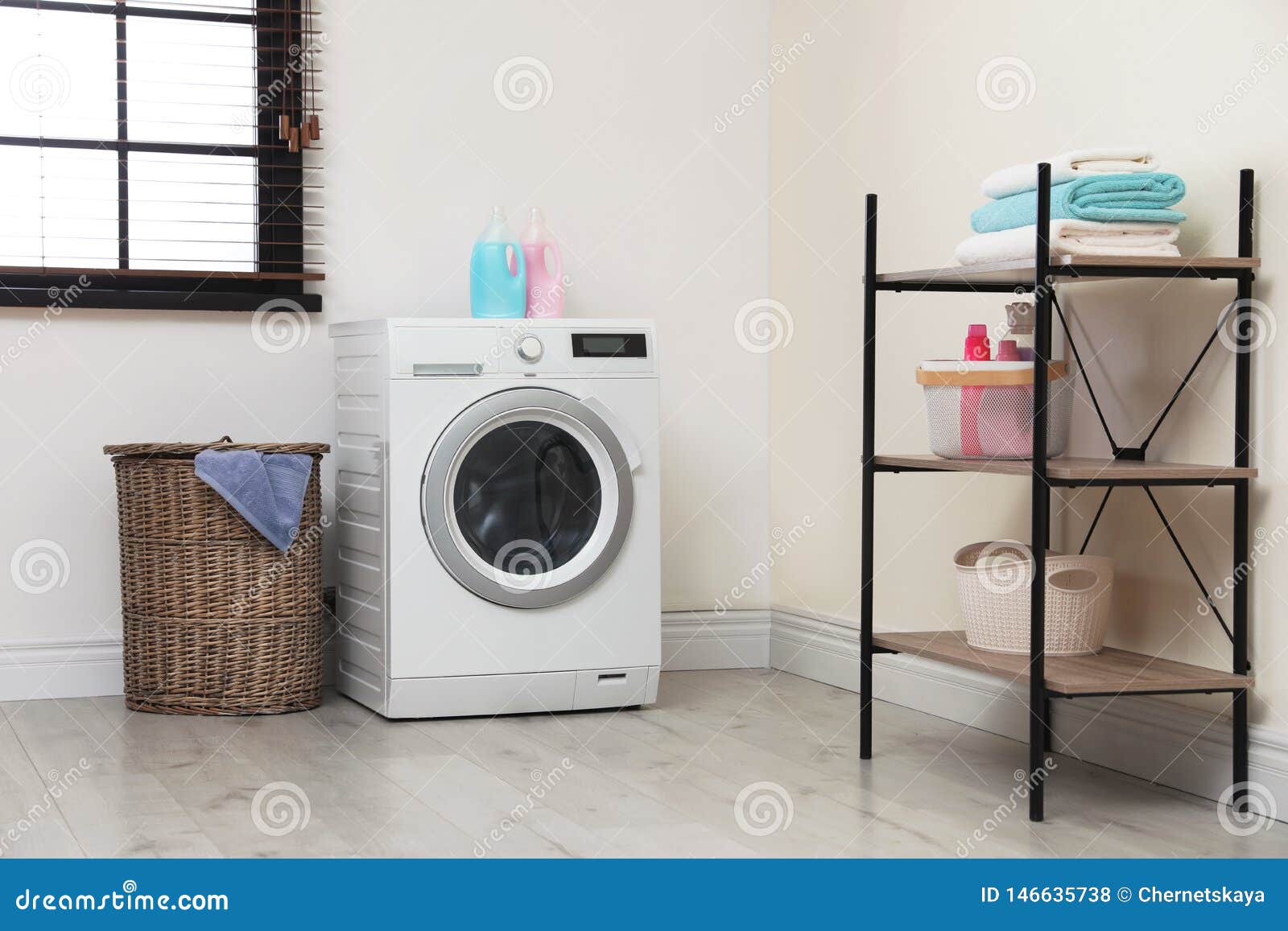 Lavadora Moderna En Lavadero Foto de archivo - Imagen de botella, nadie ...