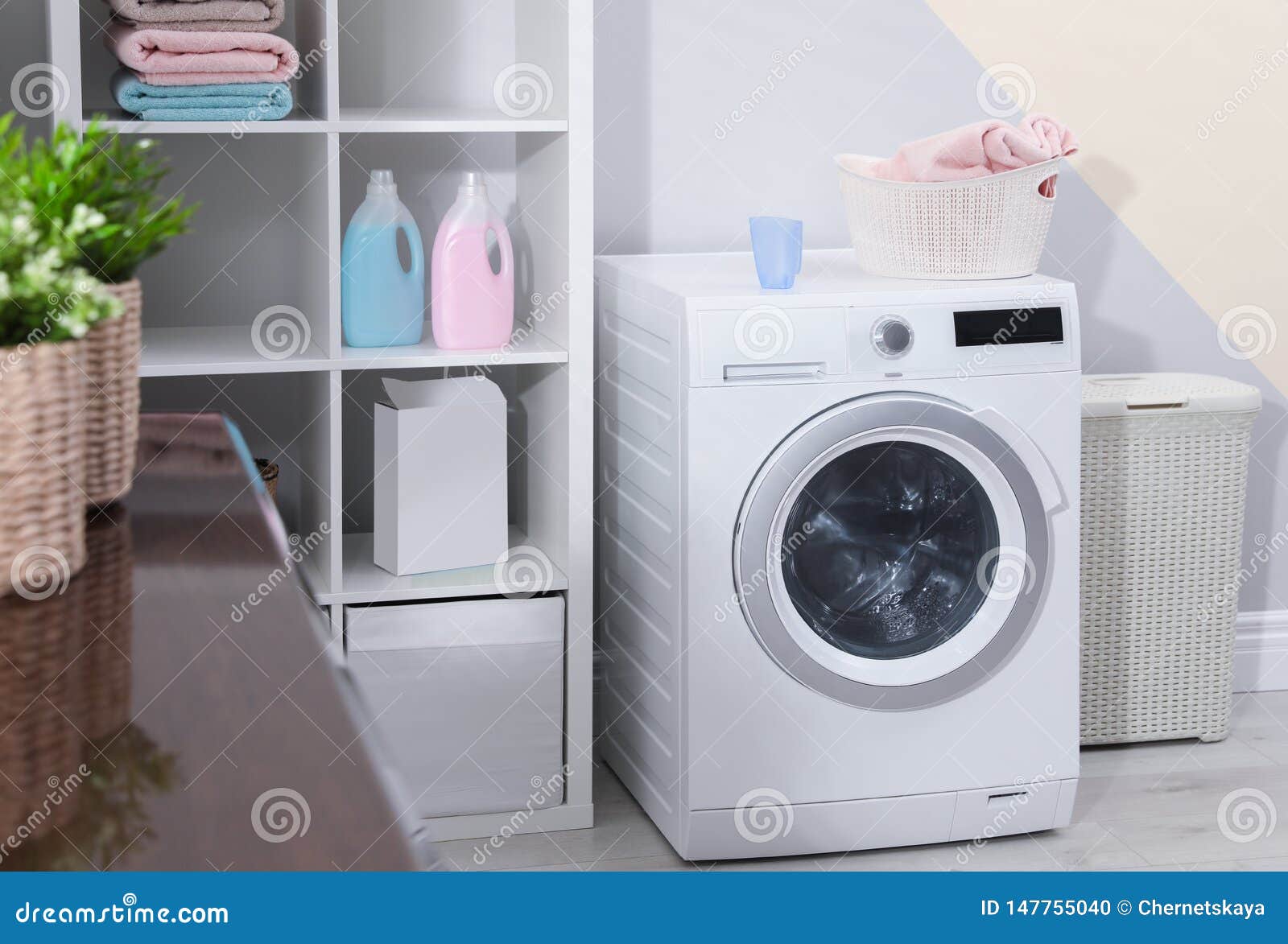 Lavadora Moderna En Lavadero Foto de archivo - Imagen de unidad, equipo ...