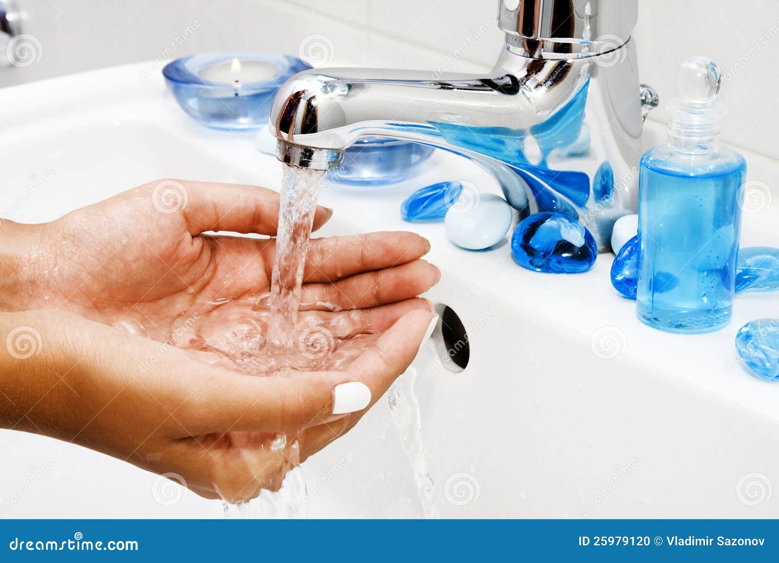 Lavage des mains. photo stock. Image du fille, fuselage - 25979120