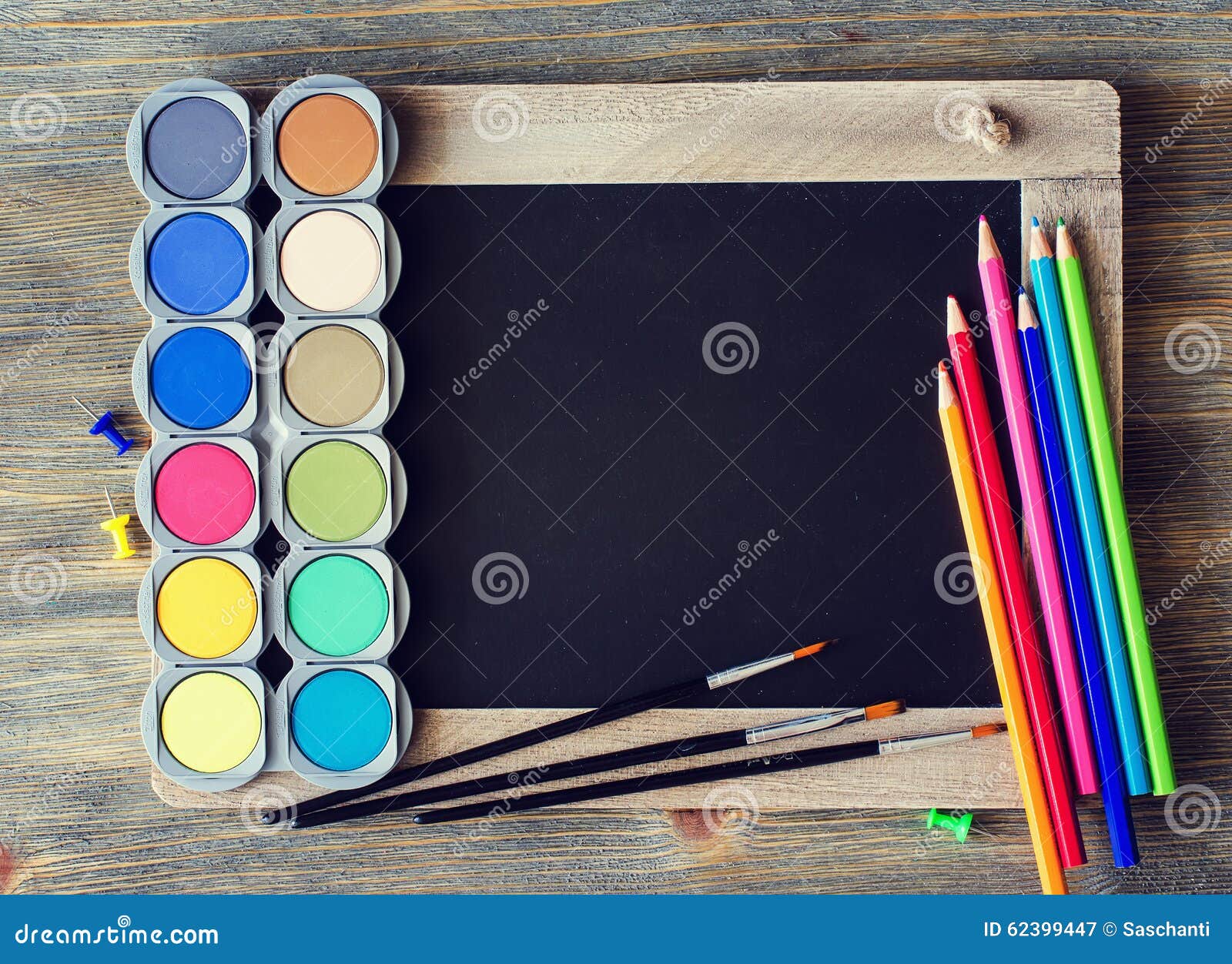 Lavagna Con Le Matite Colorate, Tavolozza, Acquerello Per Dipingere ...