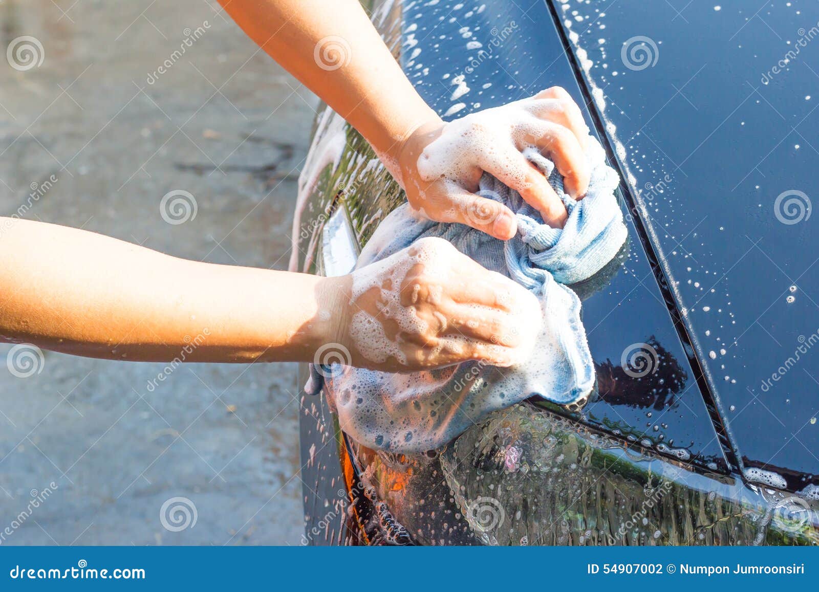 Lavando o carro foto de stock. Imagem de limpar, limpador - 54907002