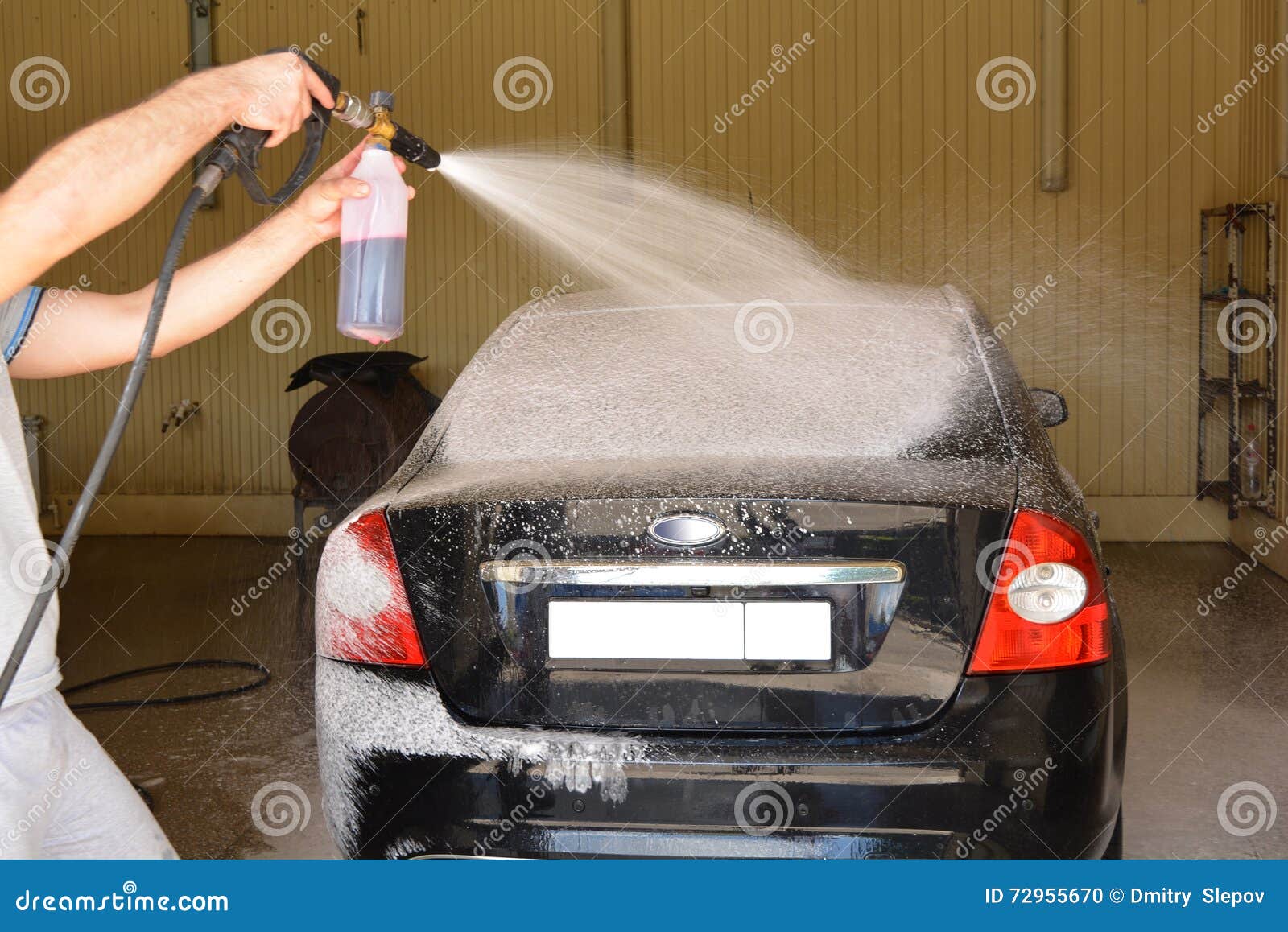 Lavando o carro no carwash foto de stock. Imagem de carro - 72955670