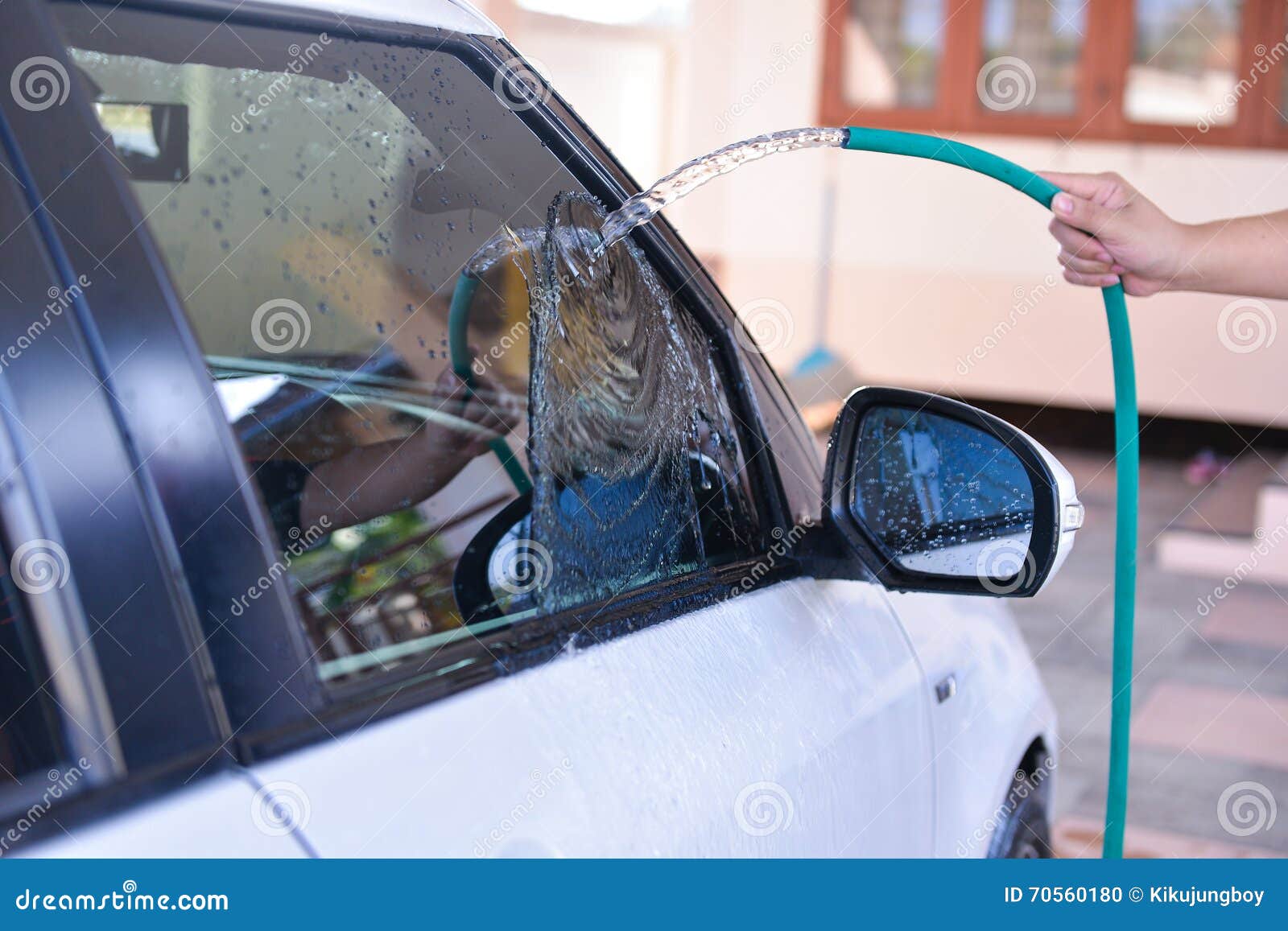Lavando Um Carro Com Mangueira Foto de Stock - Imagem de limpador, lado ...
