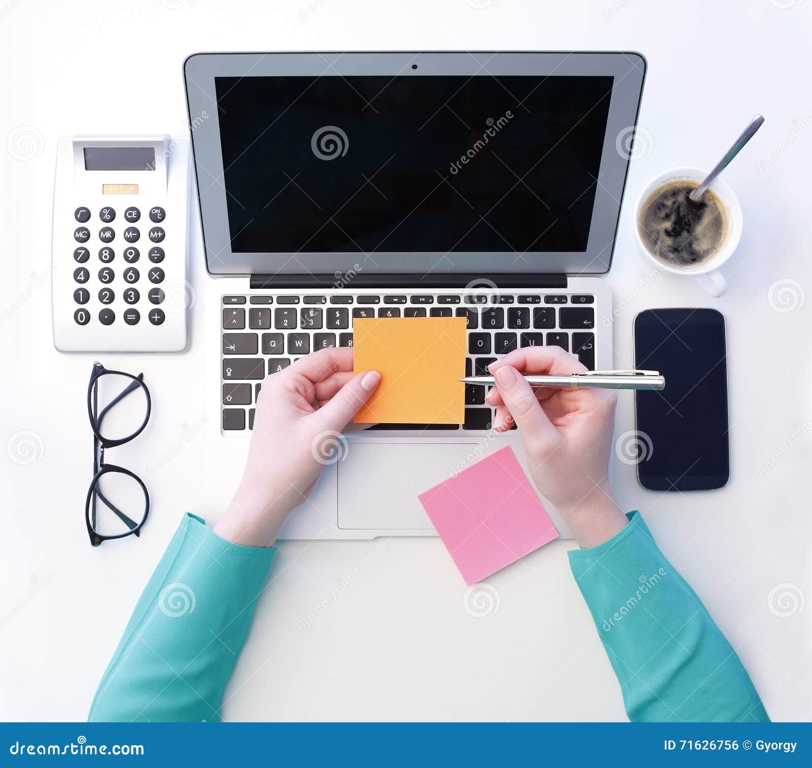 Lavorando Al Computer Portatile Fotografia Stock - Immagine di ...